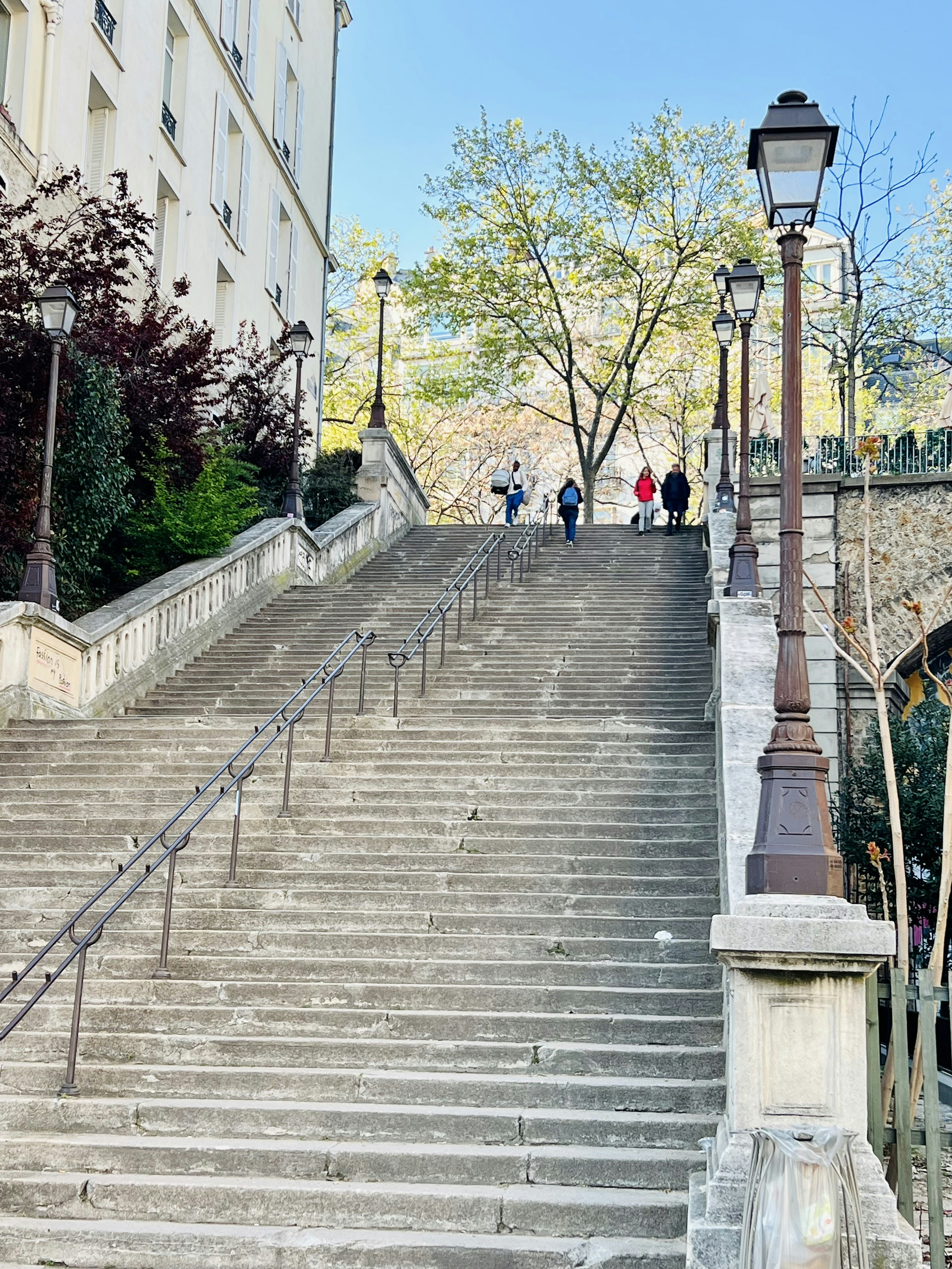 Un groupe de personnes montant et descendant un escalier photo – Photo ...