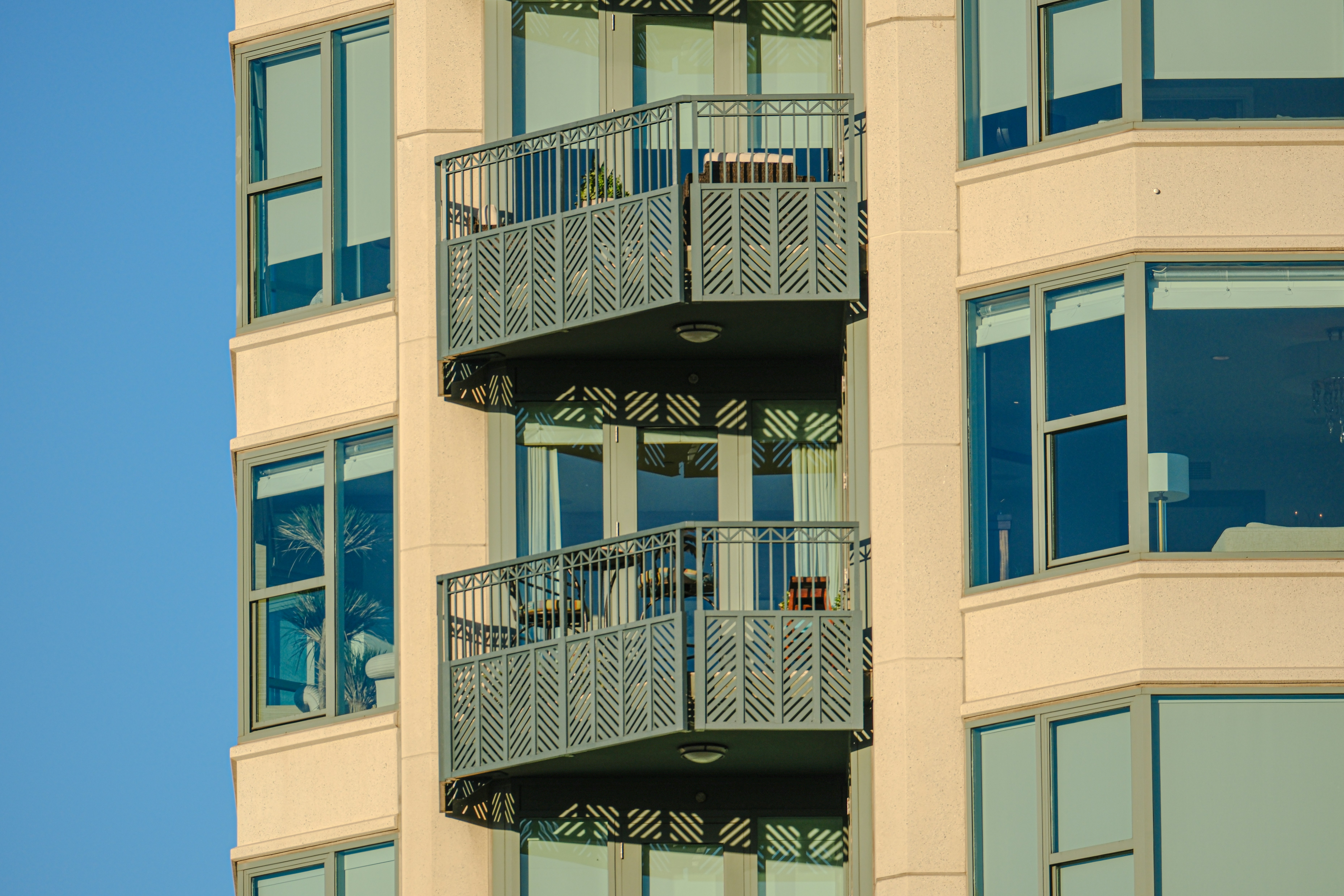 Lattice Echoes: Sunlit Balconies Framing a Cream-Crest Building
