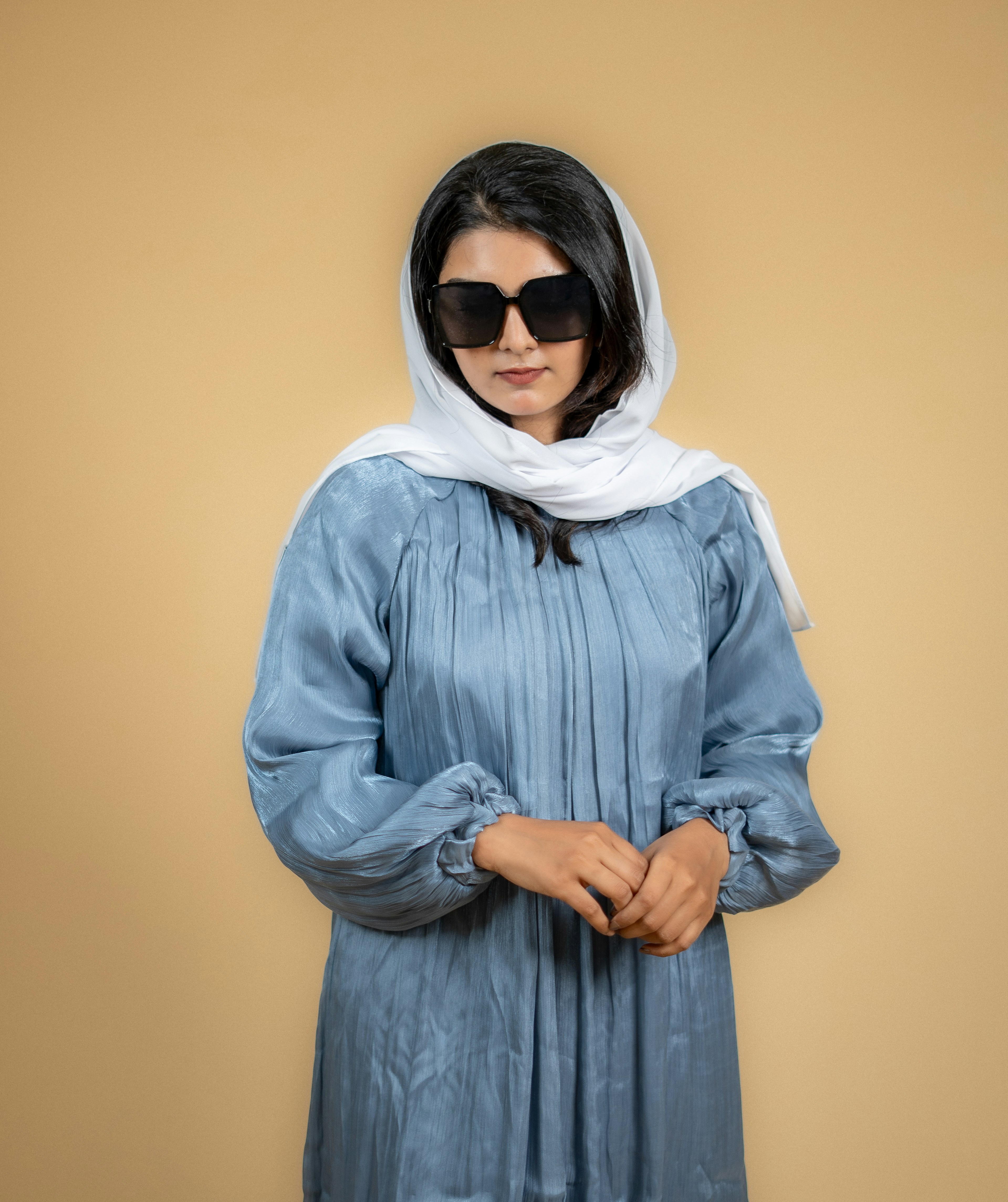 A woman wearing a blue dress and a white scarf photo – Free India Image on Unsplash