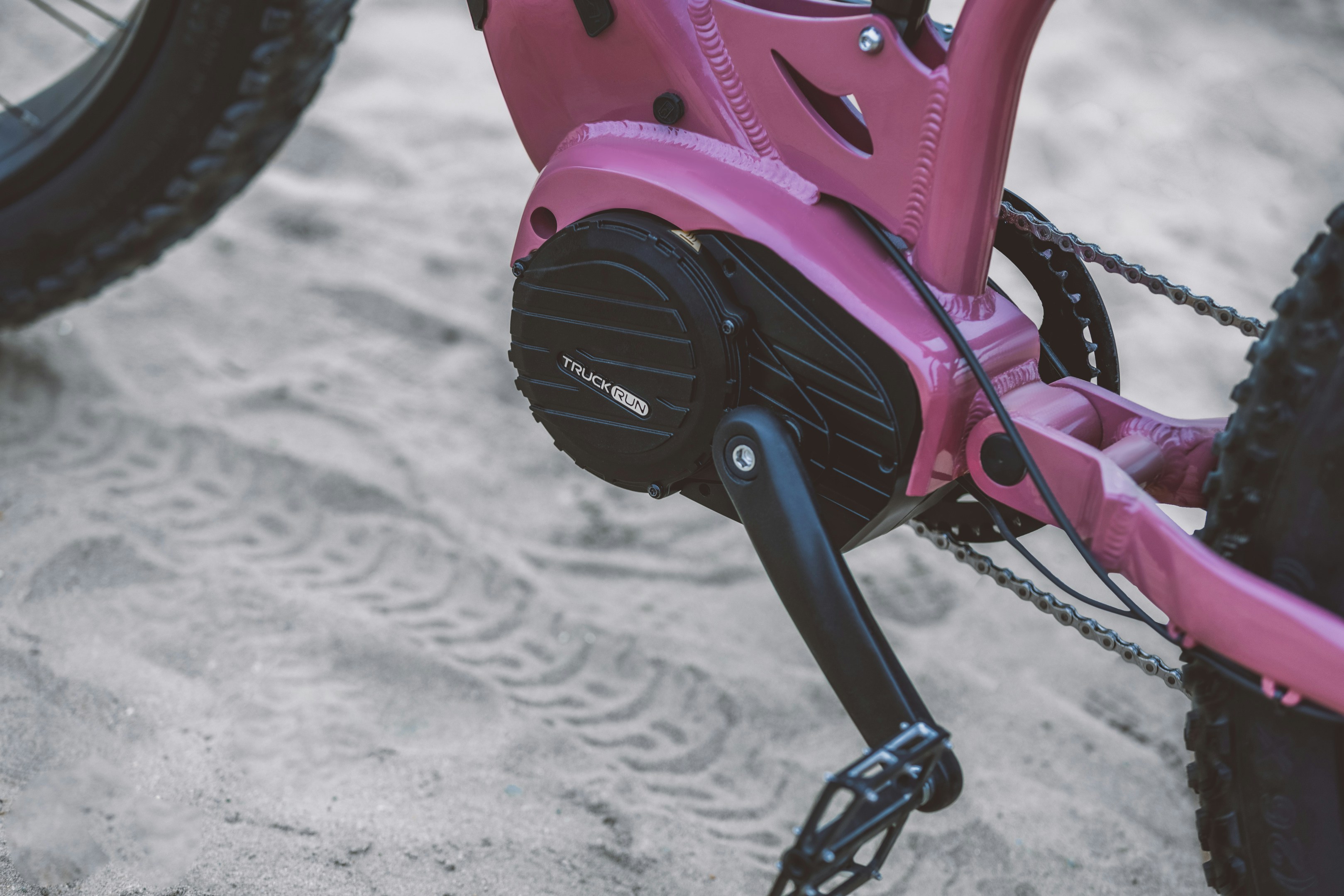 Gros plan d’un vélo rose sur une plage photo – Image gratuite de Vélo ...
