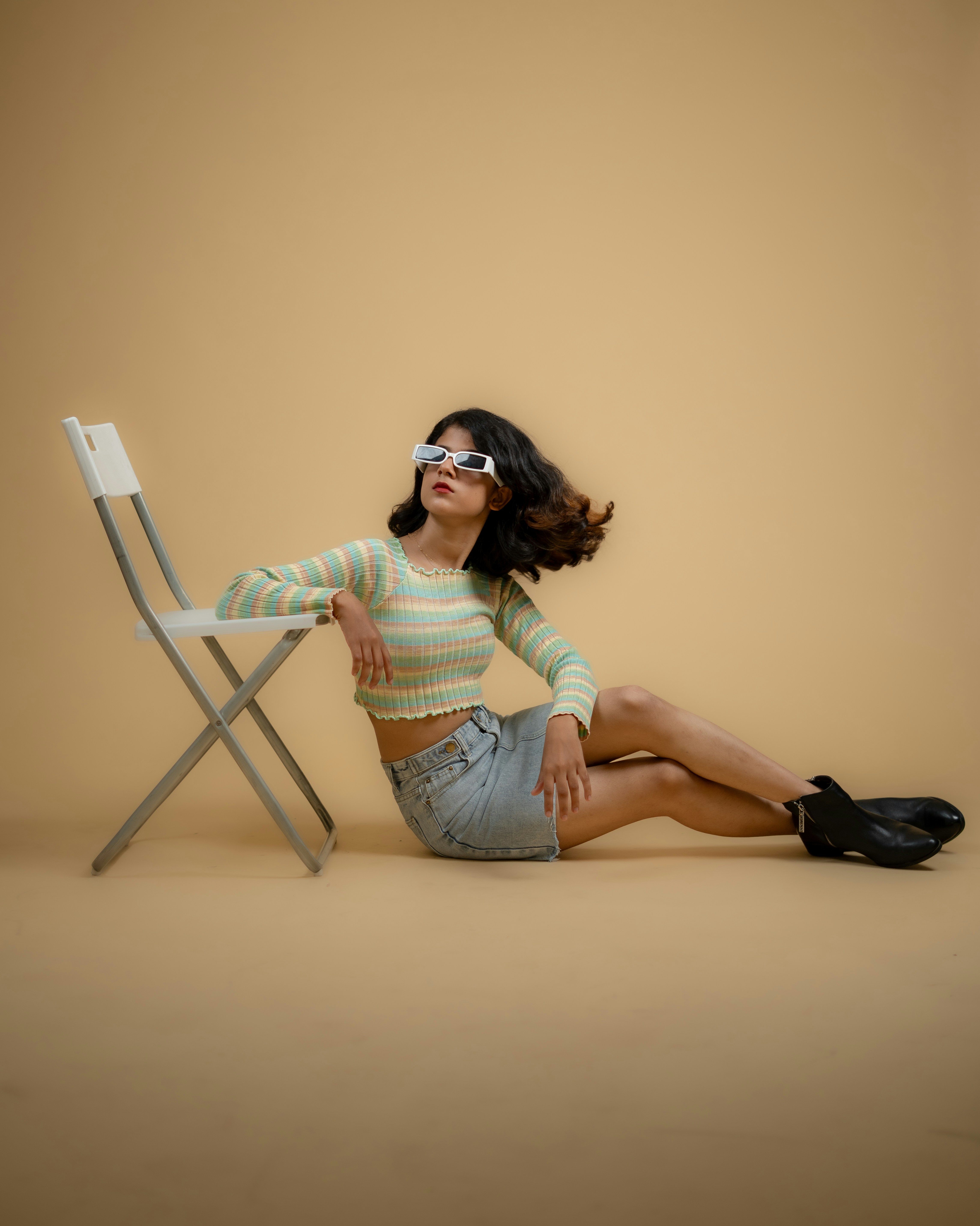A woman sitting on a chair with her legs crossed photo – Free Portrait Image on Unsplash