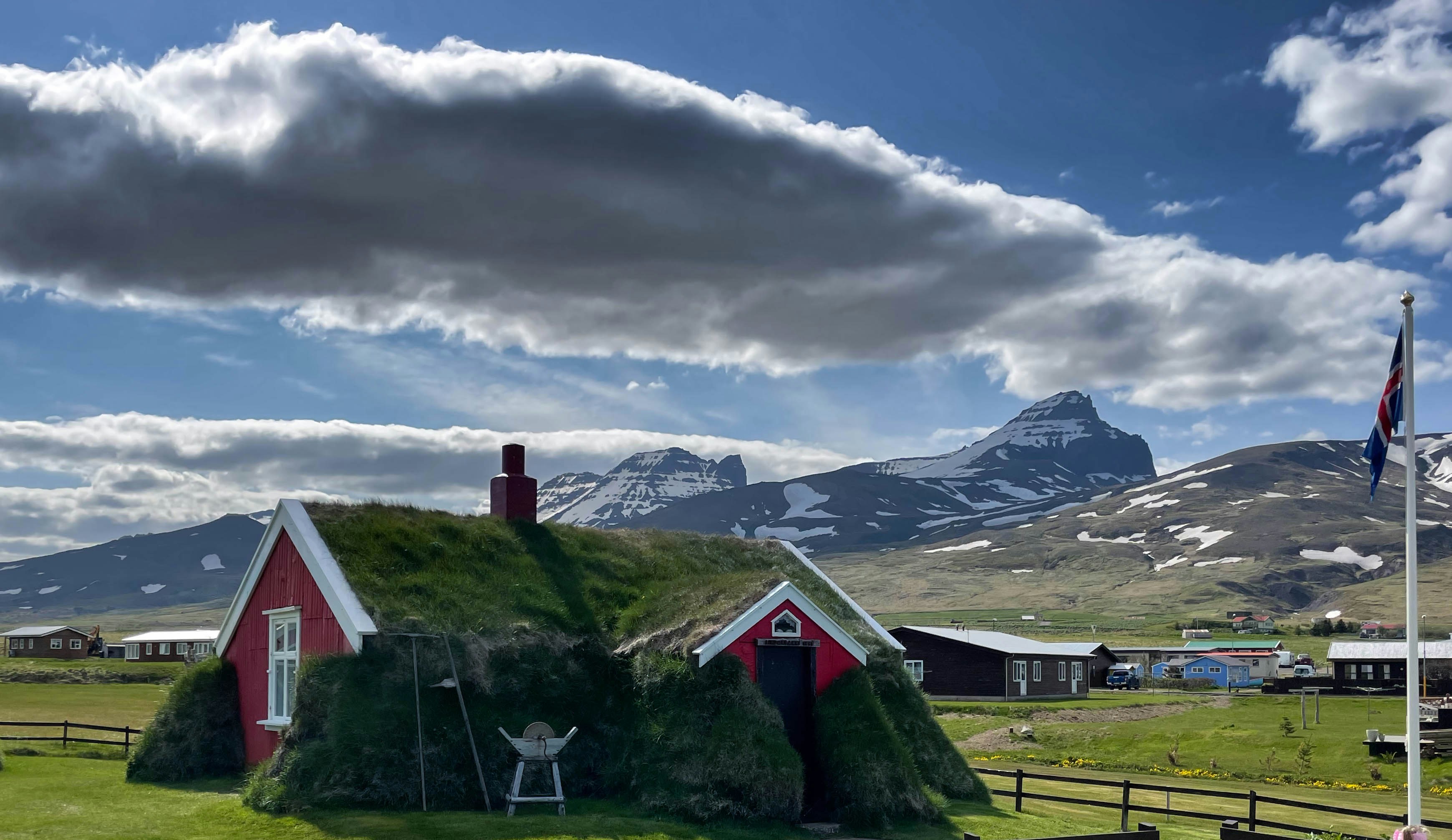 Une maison avec un toit vert et un toit en gazon photo – Image gratuite ...