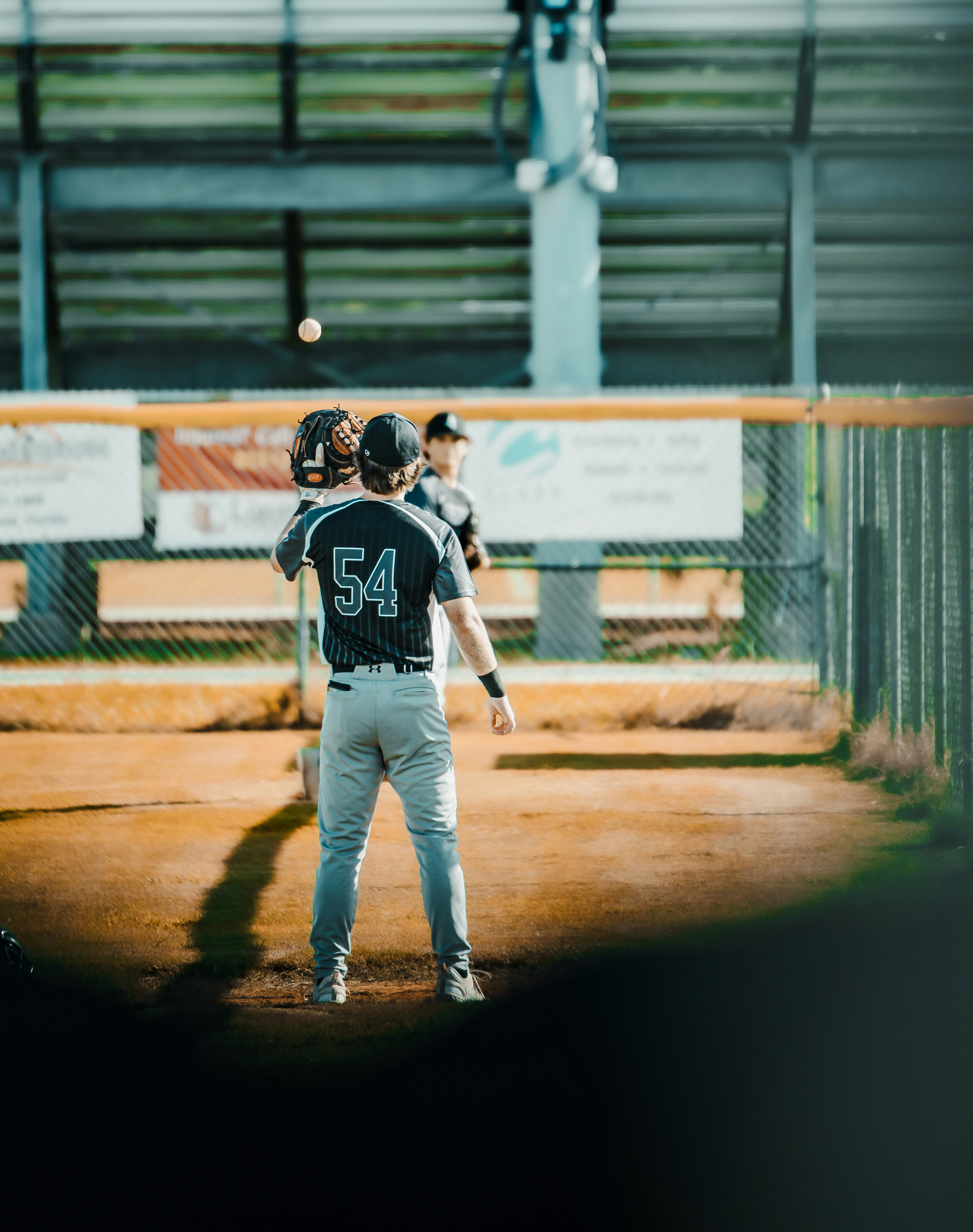 Un gruppo di giocatori di baseball in piedi in cima a un campo foto ...