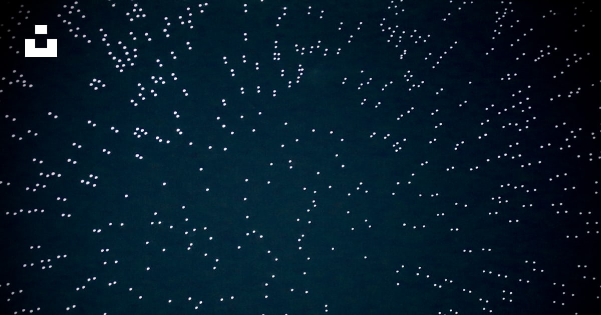 空に白い星が描かれた黒い背景の写真 Unsplashのテクスチャーの無料画像