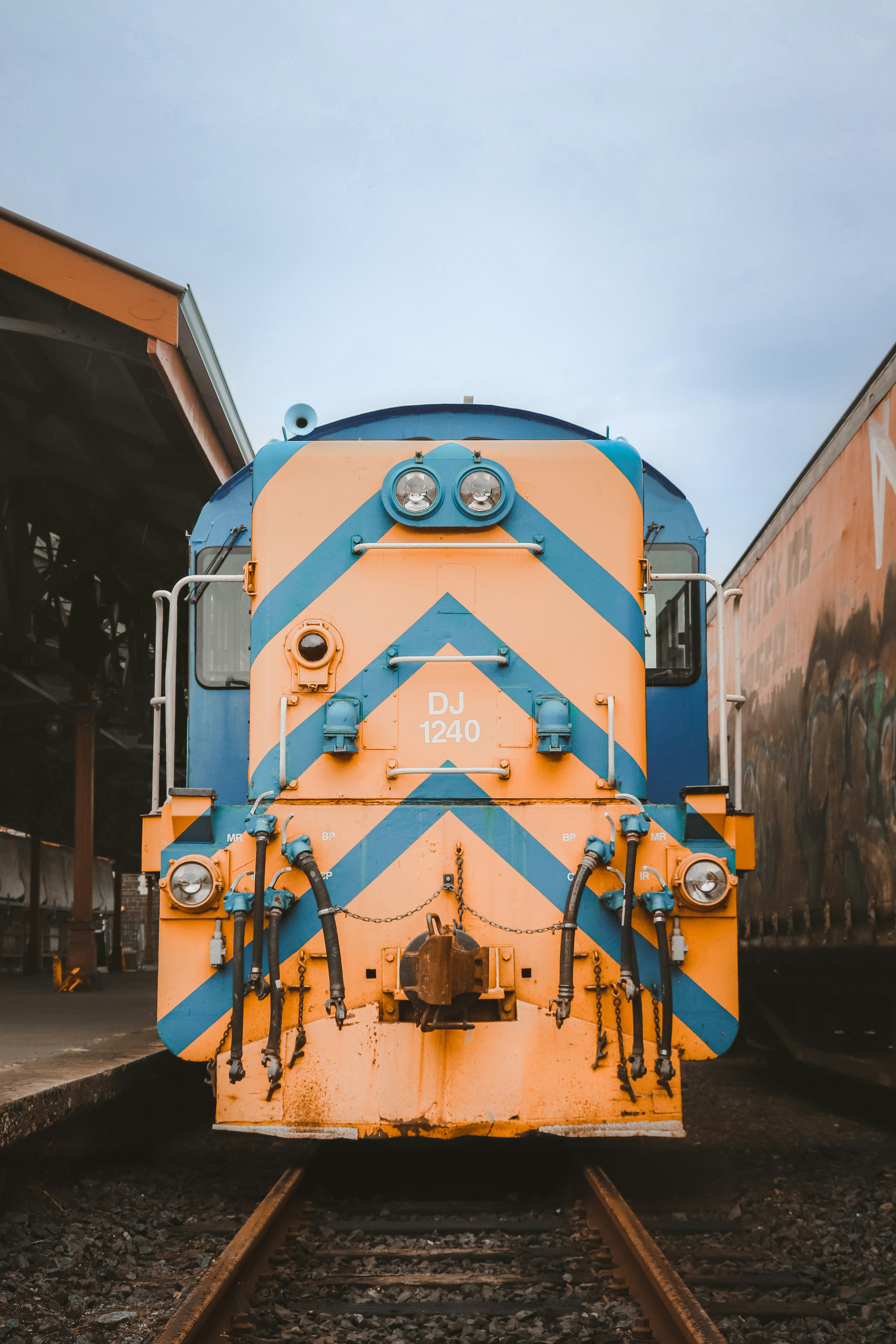 A close up of a train on a train track photo – Free Train Image on Unsplash