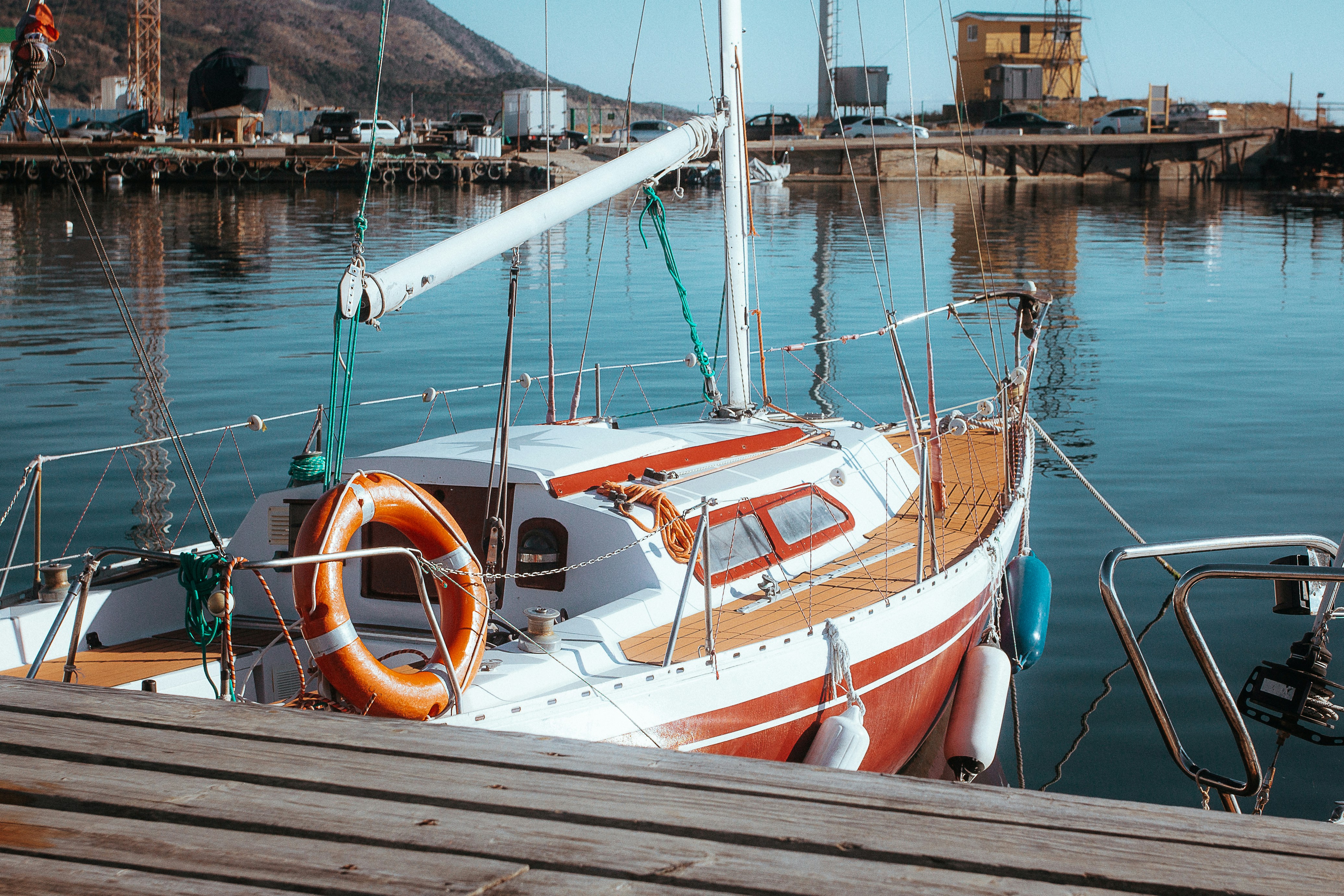 Foto zum Thema Ein Segelboot, das an einem Steg im Wasser angedockt ist ...