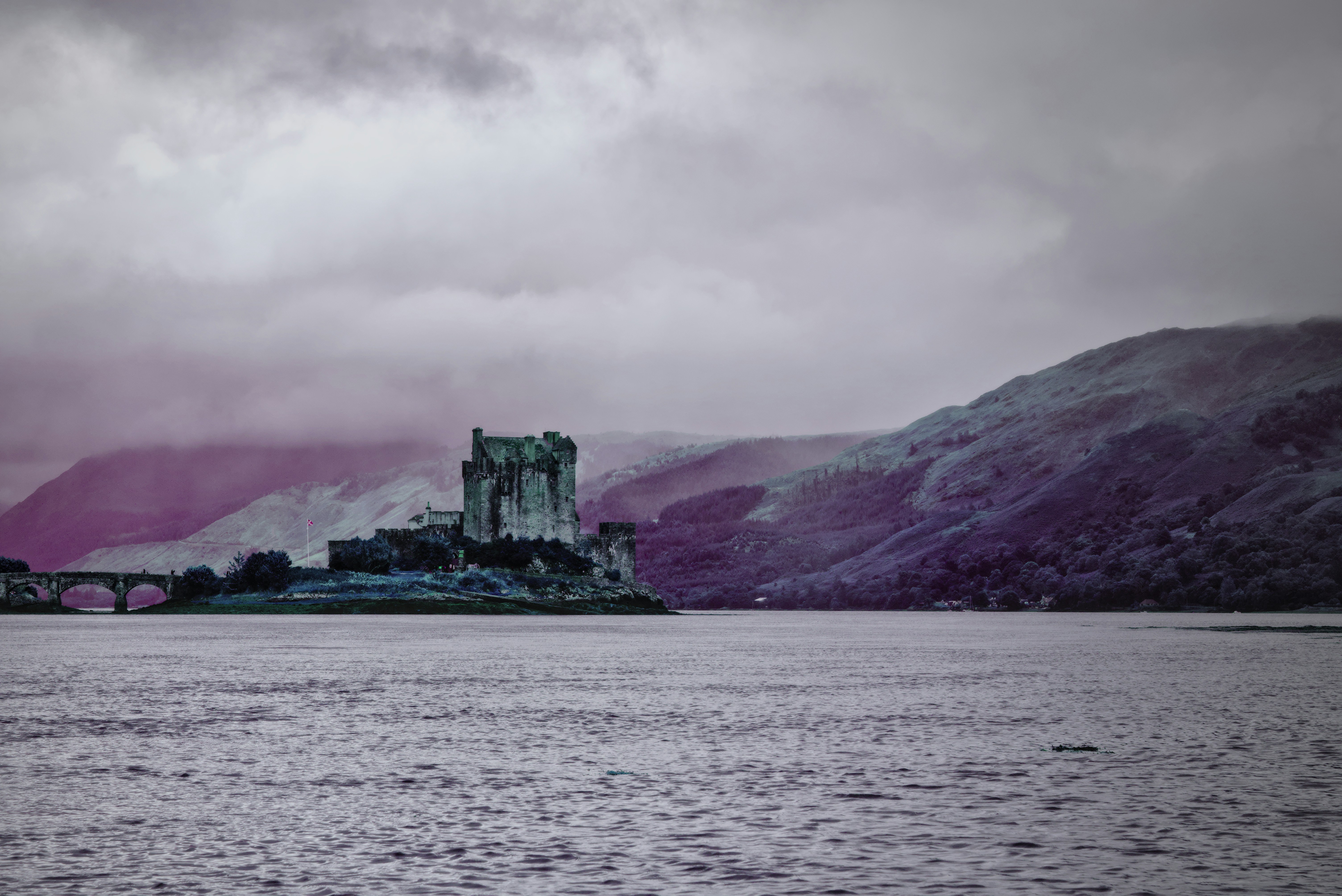 A castle on an island in the middle of a lake photo – Free Regno unito ...