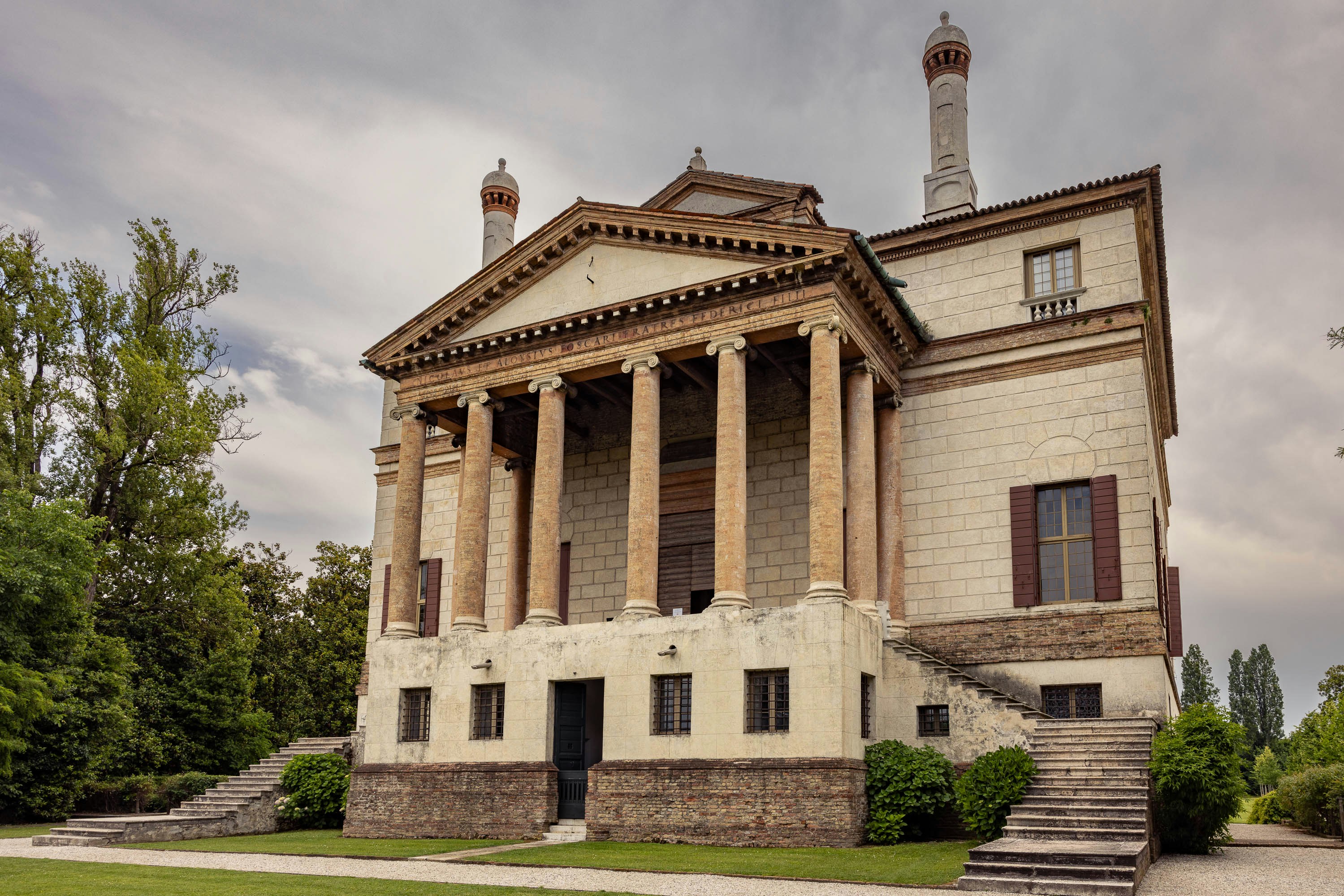 Un très grand bâtiment avec des colonnes et des piliers photo – Photo ...