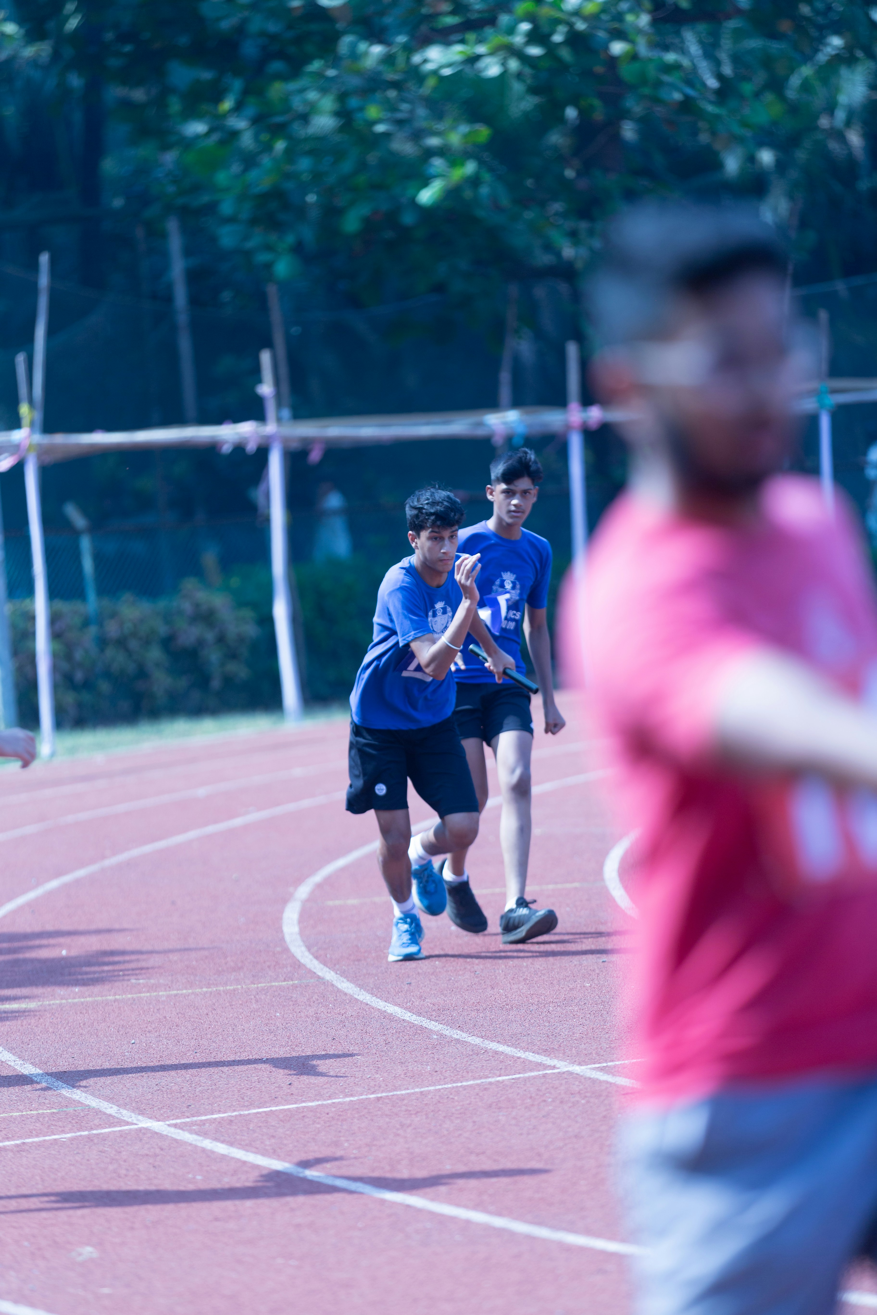 A group of young men playing a game of frisbee photo – Free Human Image ...