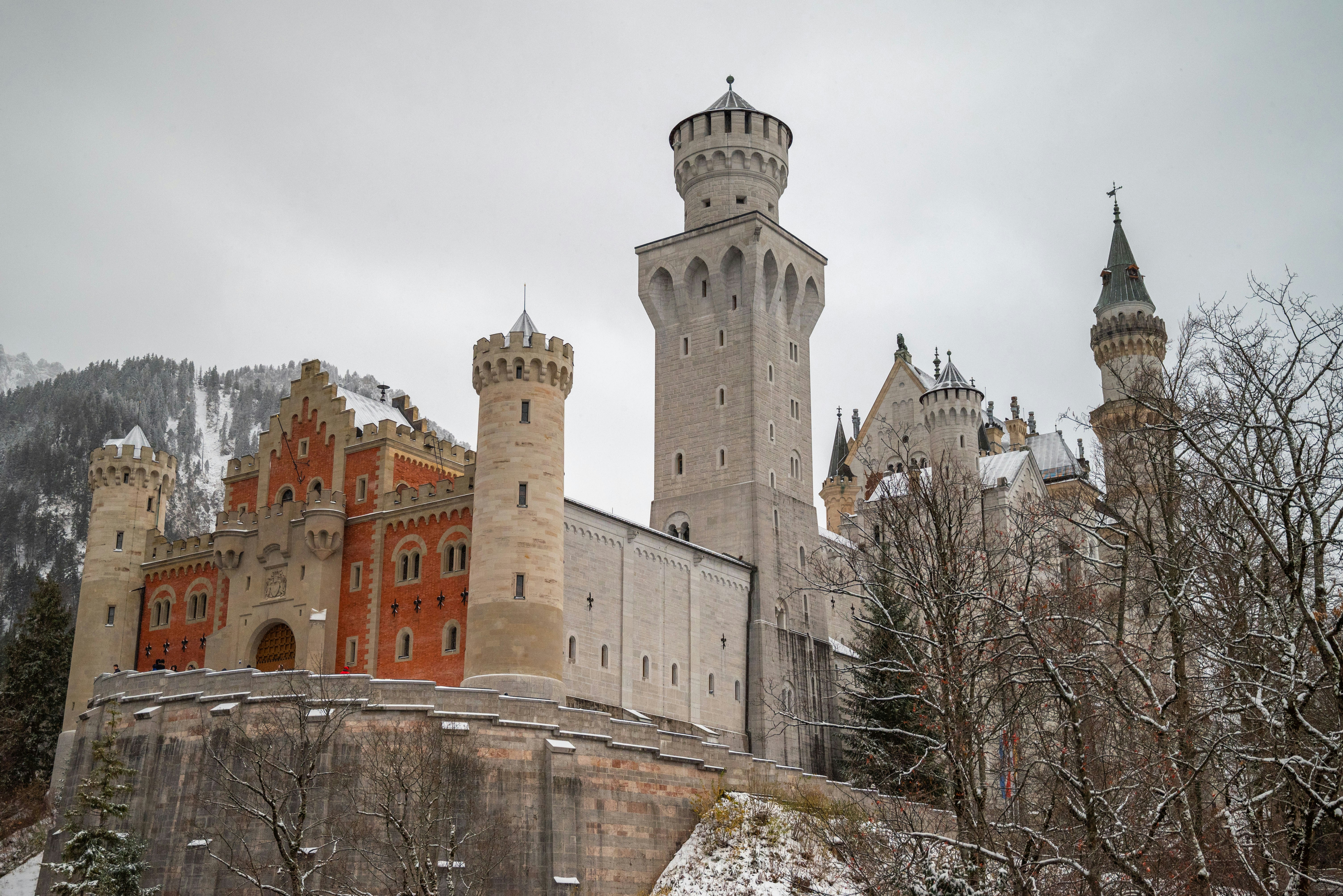 A large castle with a clock tower on top of it photo – Free Schloss ...