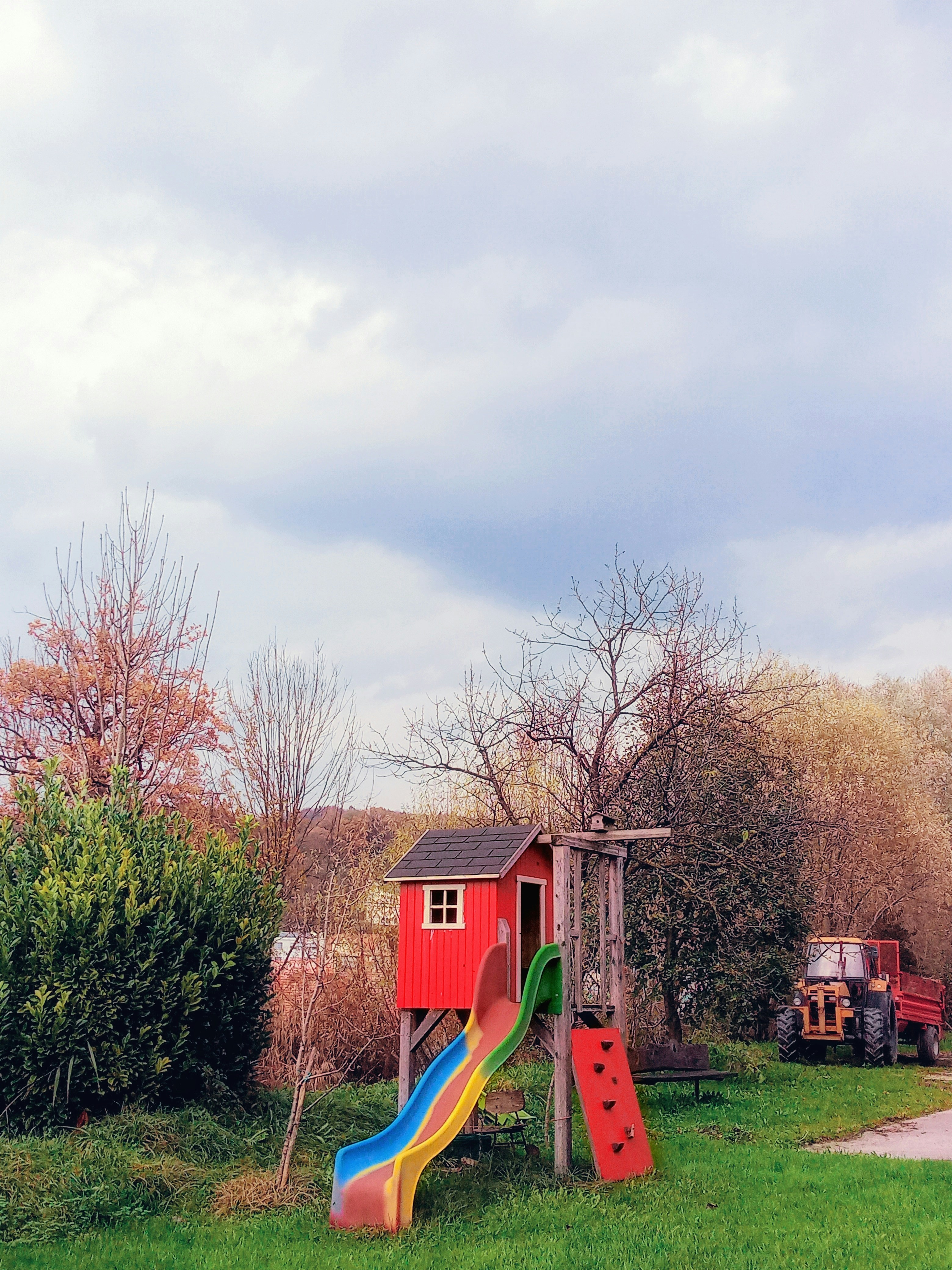 A play structure with a slide in the grass photo – Free Play area Image ...