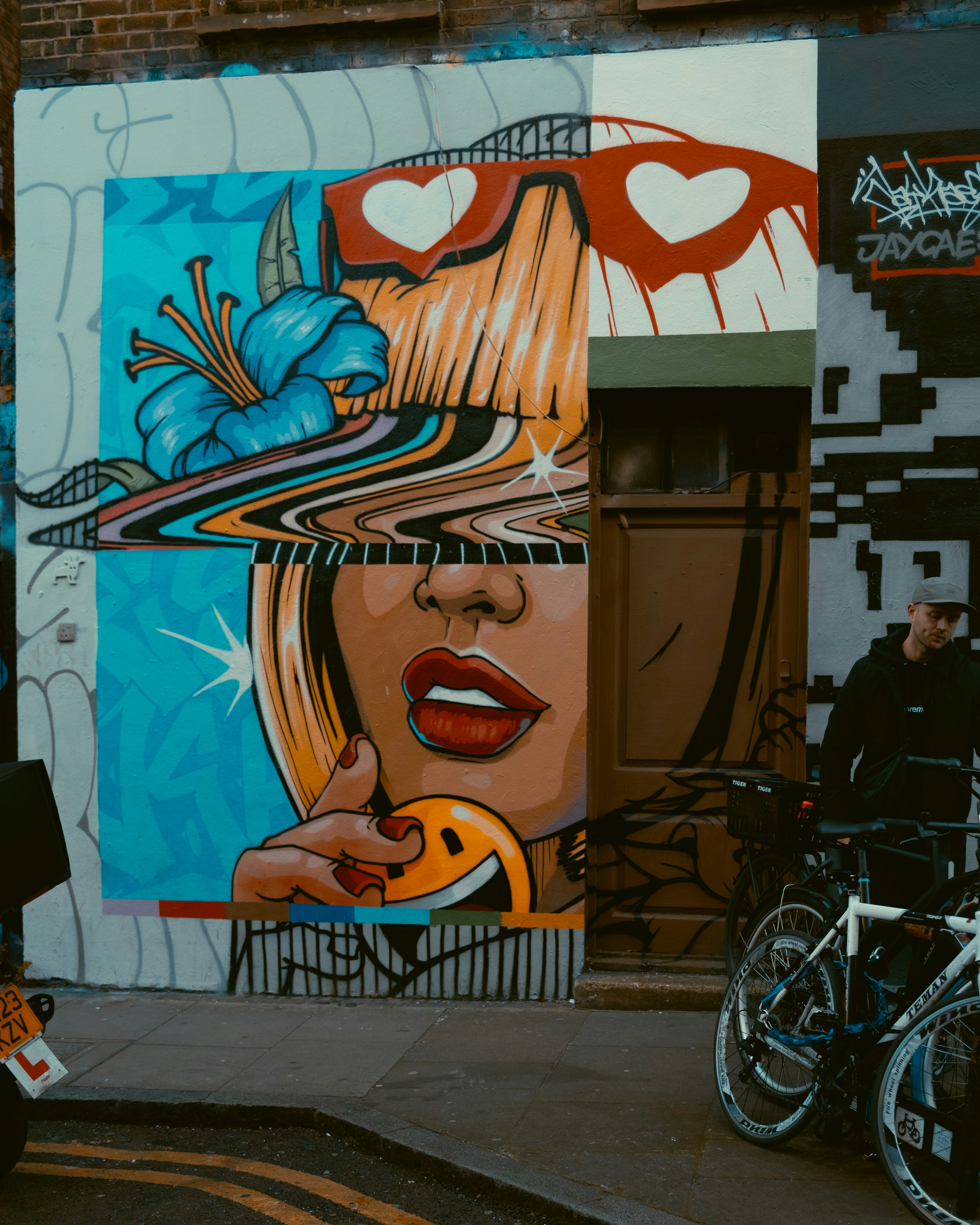 Une peinture du visage d’une femme sur le côté d’un bâtiment photo ...