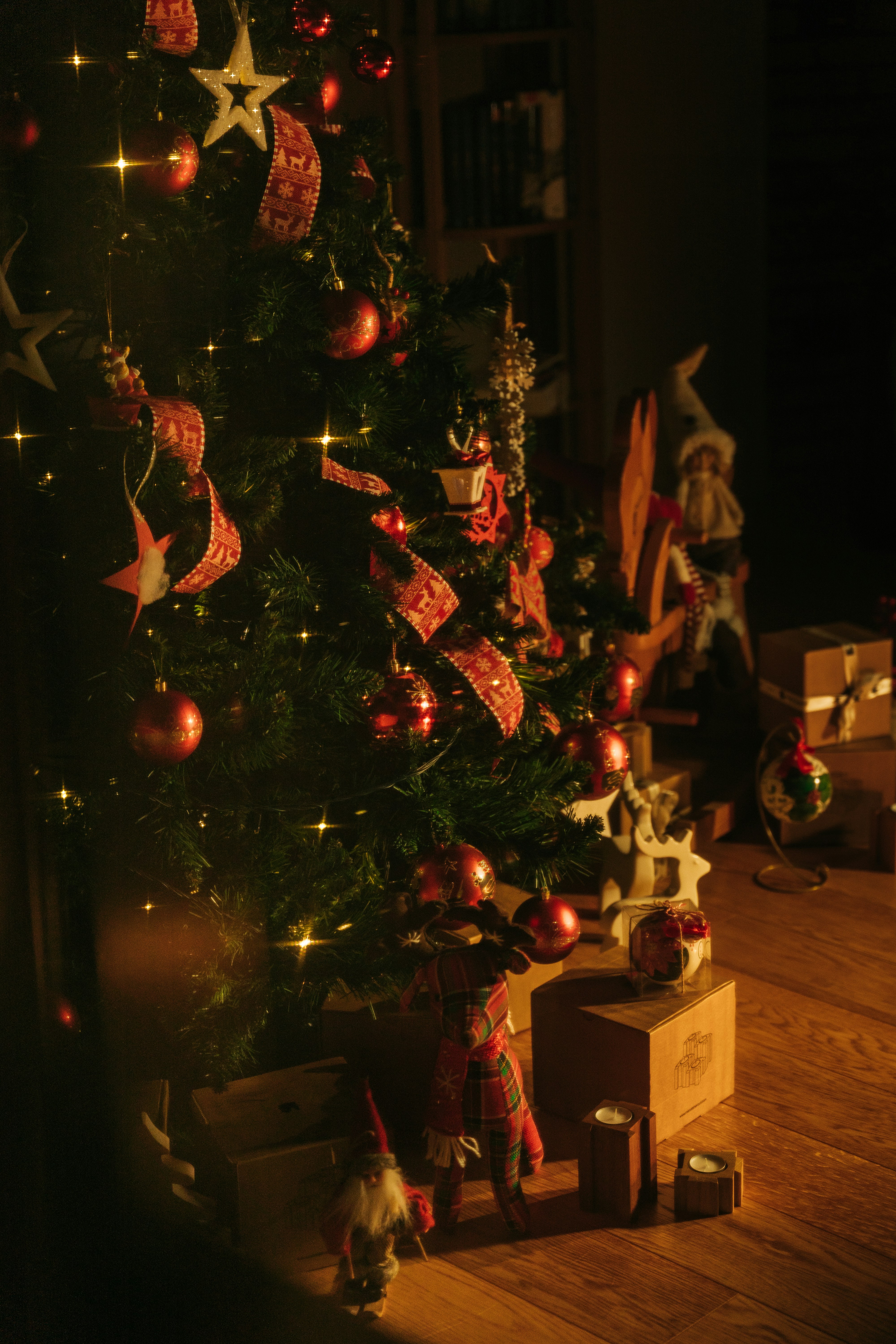 Luminous Pine: A Quiet Christmas Keepsake in Warm Glow