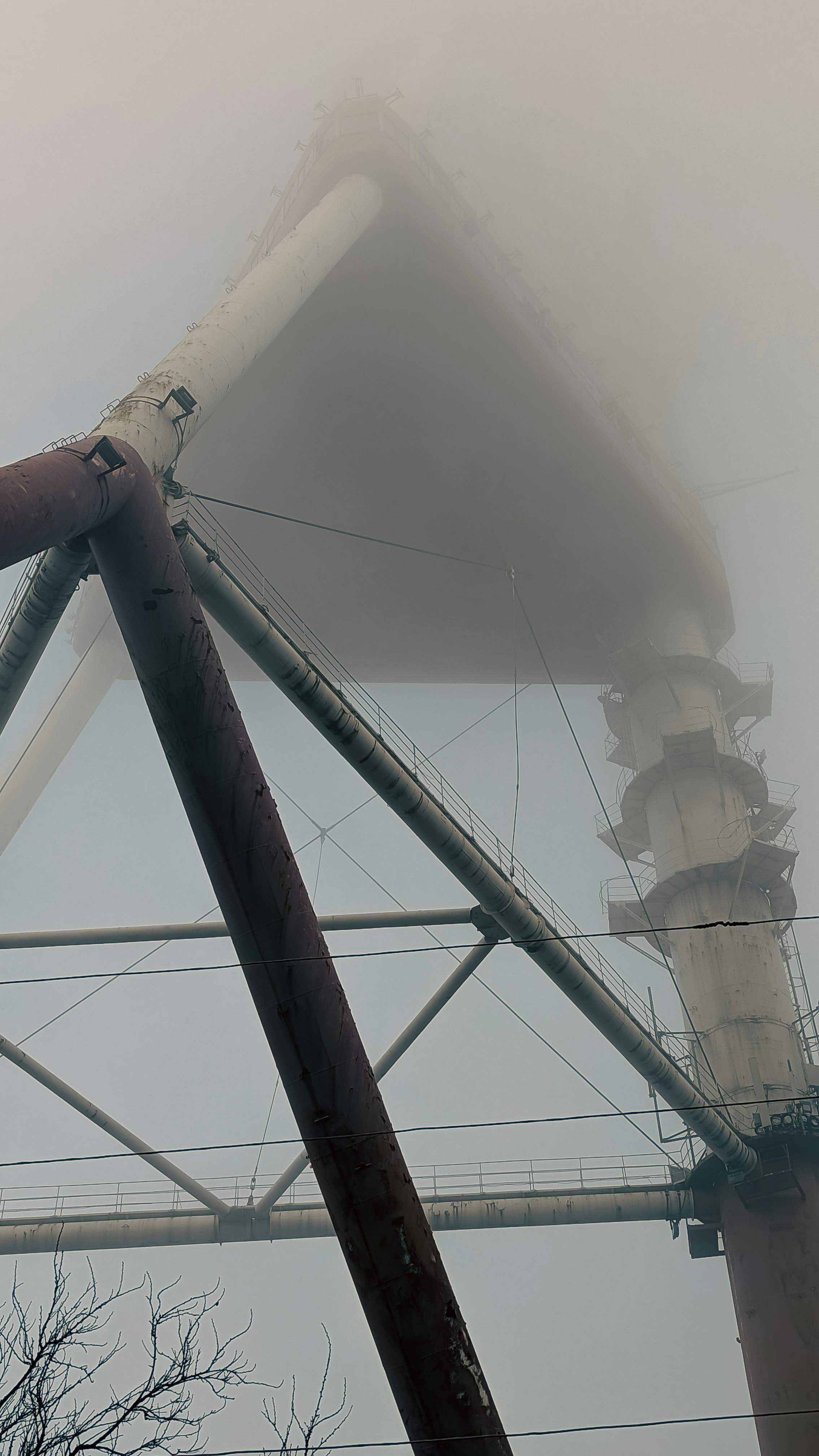 Triangular Tower in the Mist: Geometry Emerges from Fog