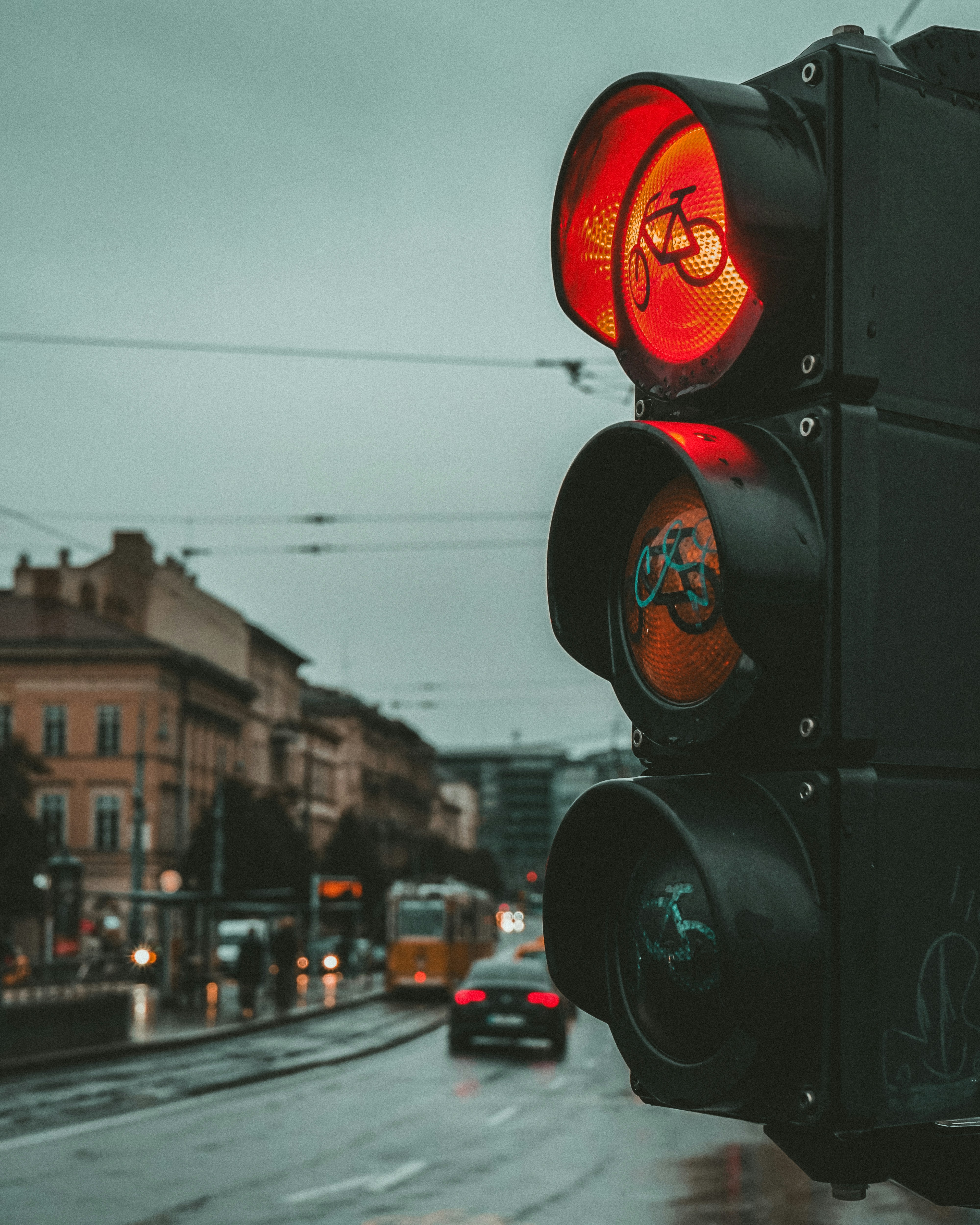 Foto Un semáforo que tiene una luz roja – Imagen Luz gratis en Unsplash