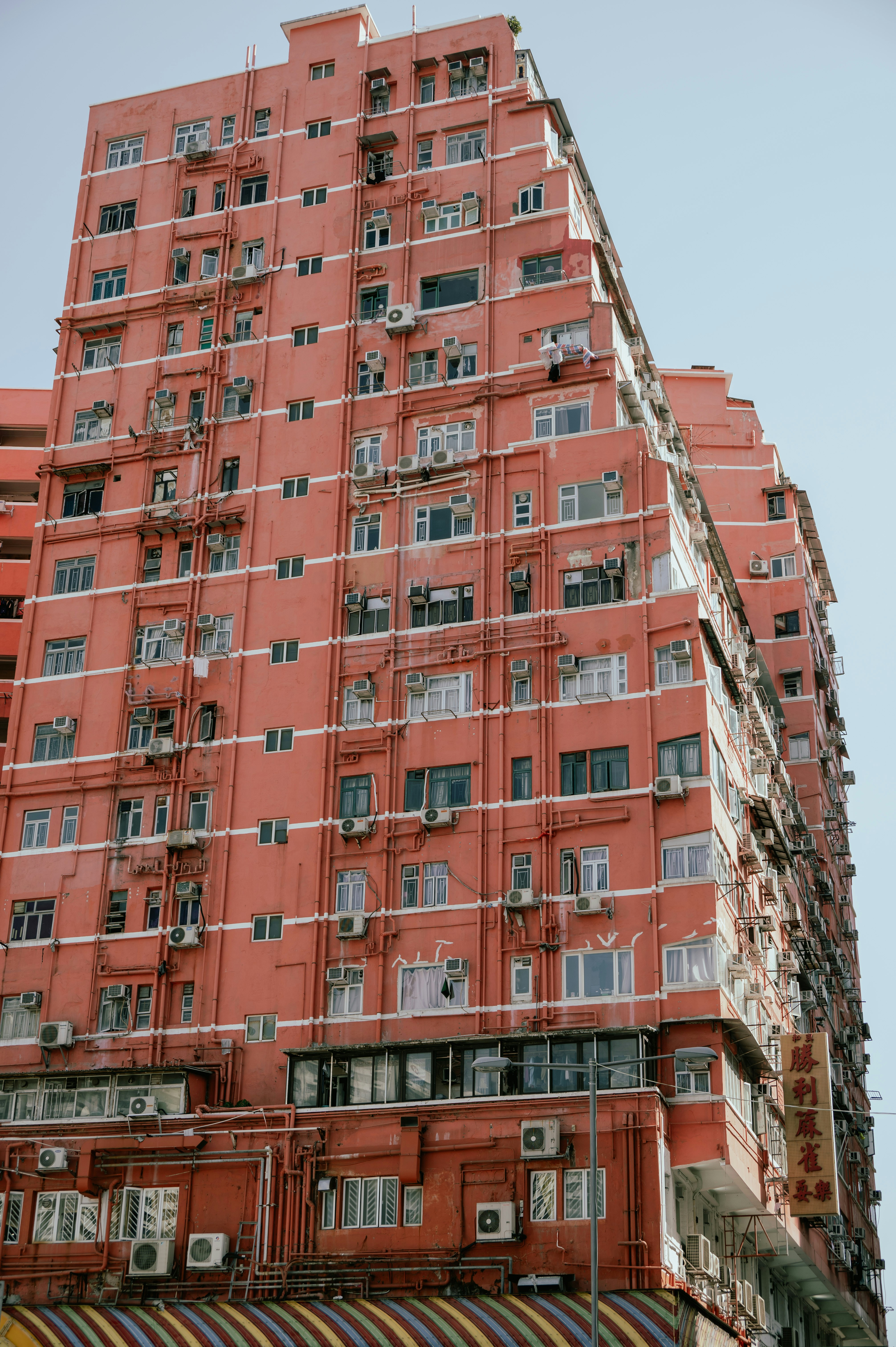 Foto Un edificio rojo alto con muchas ventanas – Imagen Urbano gratis ...