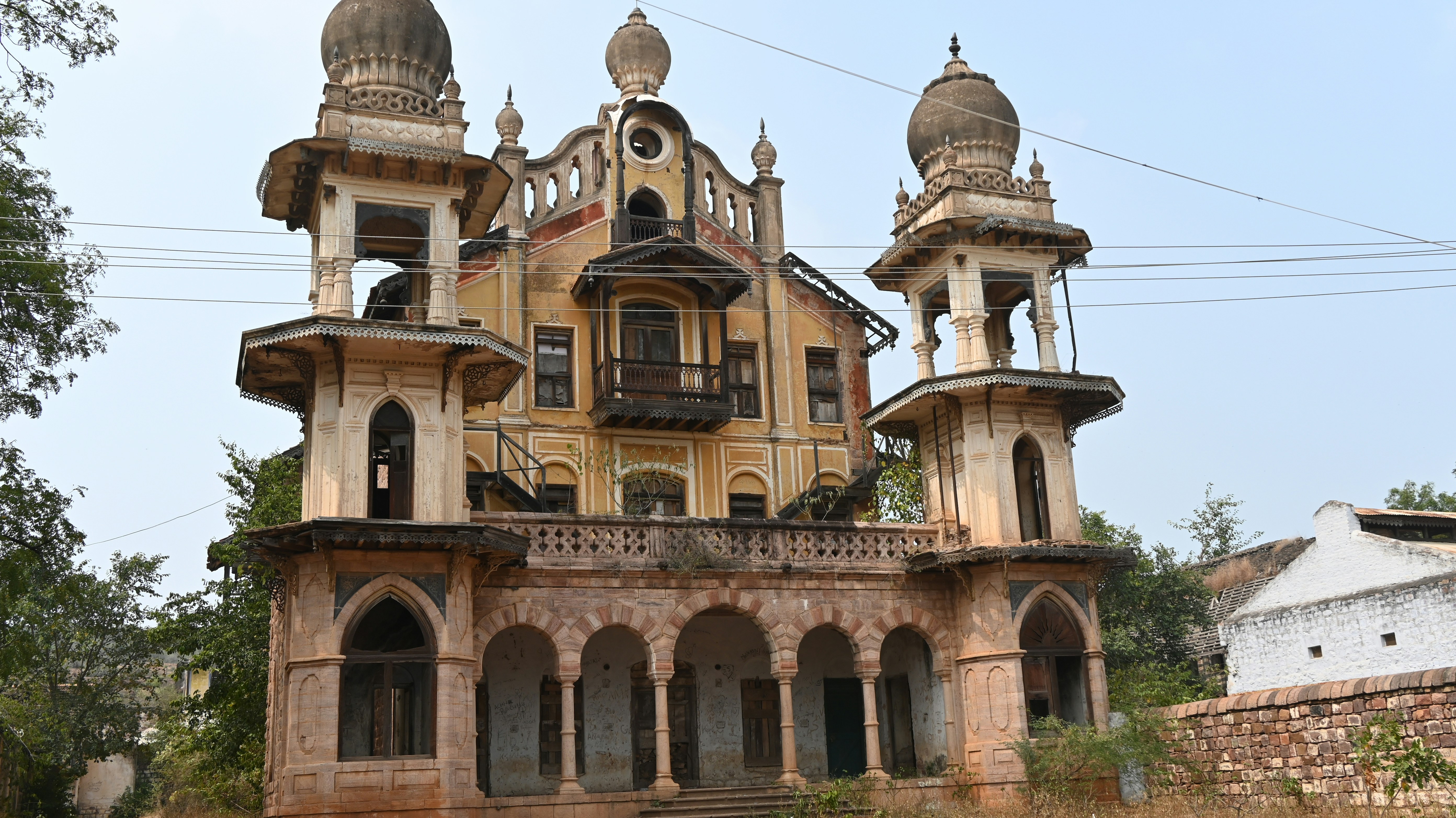Foto Un edificio antiguo con dos torres y un reloj – Imagen Palacio ...