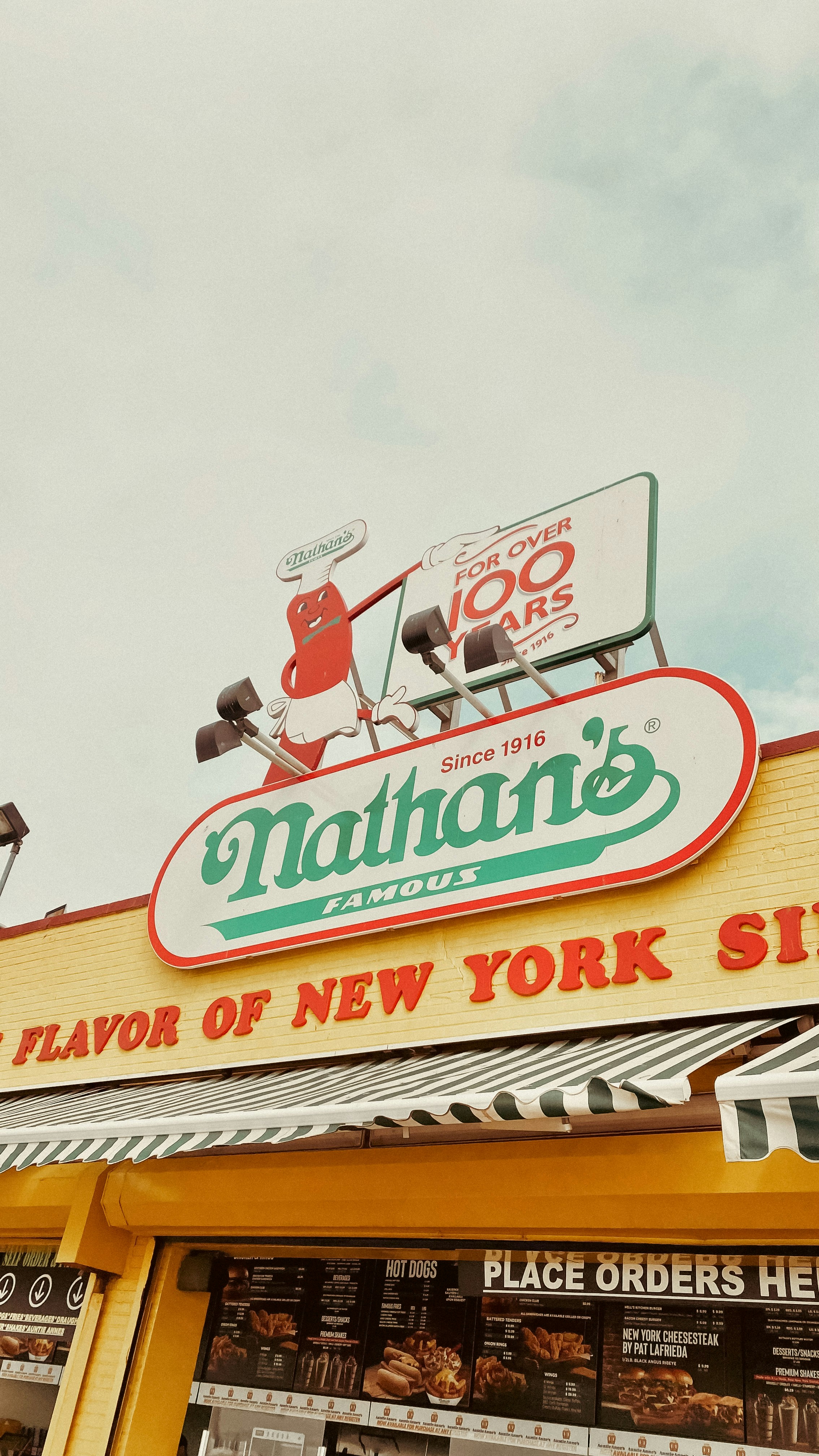 Foto Un restaurante llamado Nathan's con un letrero encima – Imagen ...
