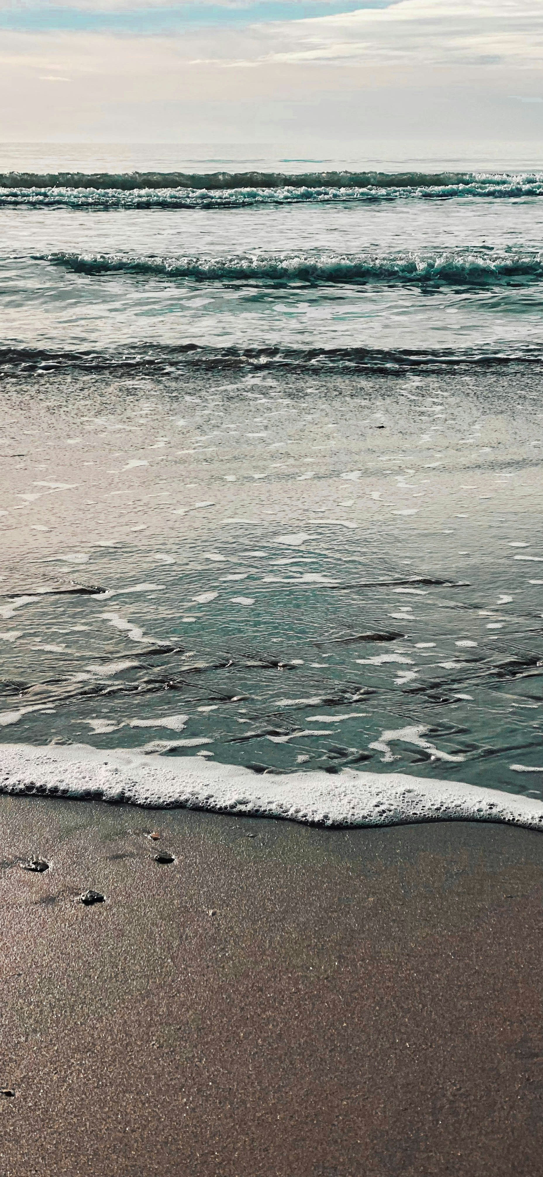 Foto zum Thema Ein Strand mit Wellen, die ans Ufer kommen – Kostenloses ...