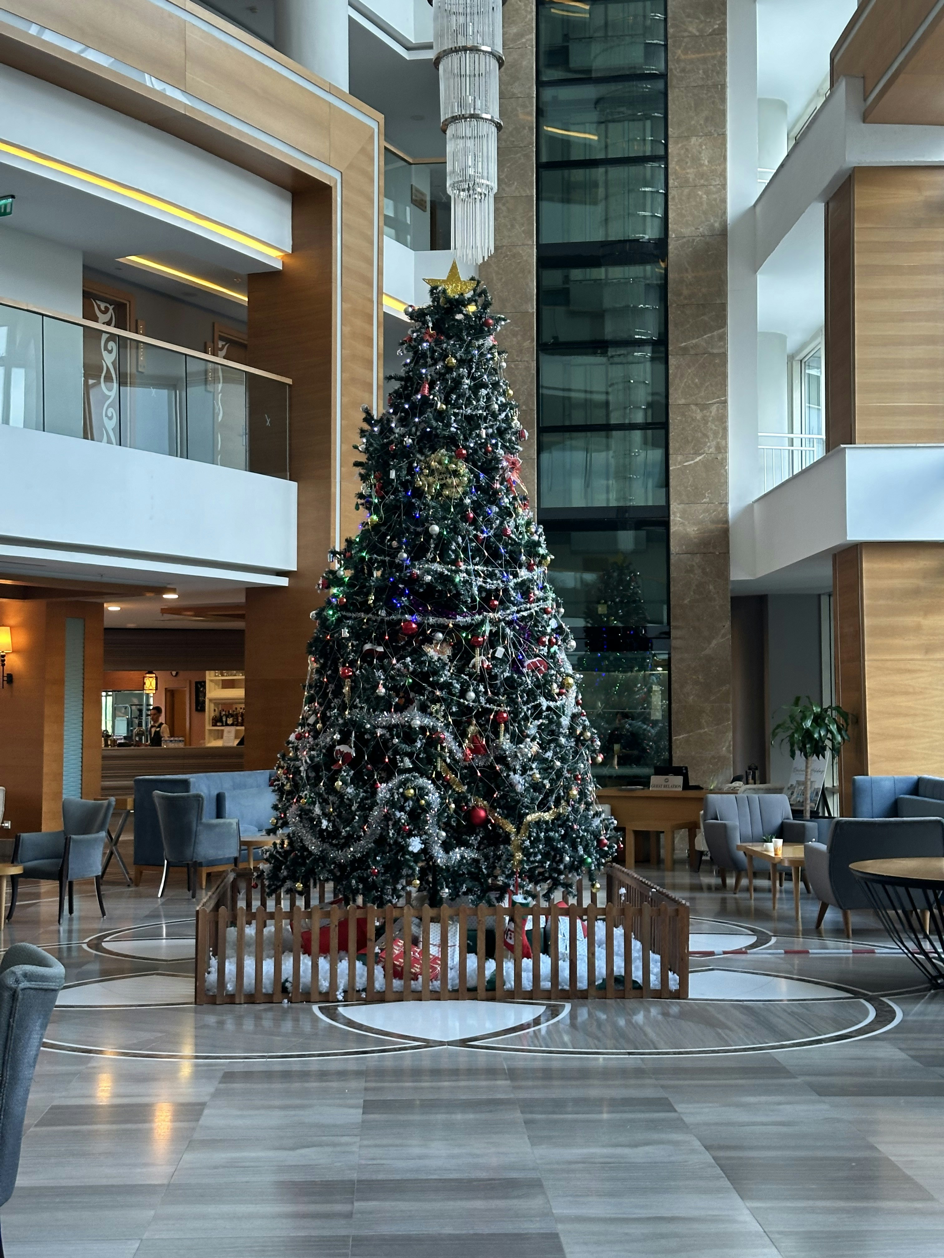 Un sapin de Noël décoré dans le hall d’un hôtel photo – Photo ...