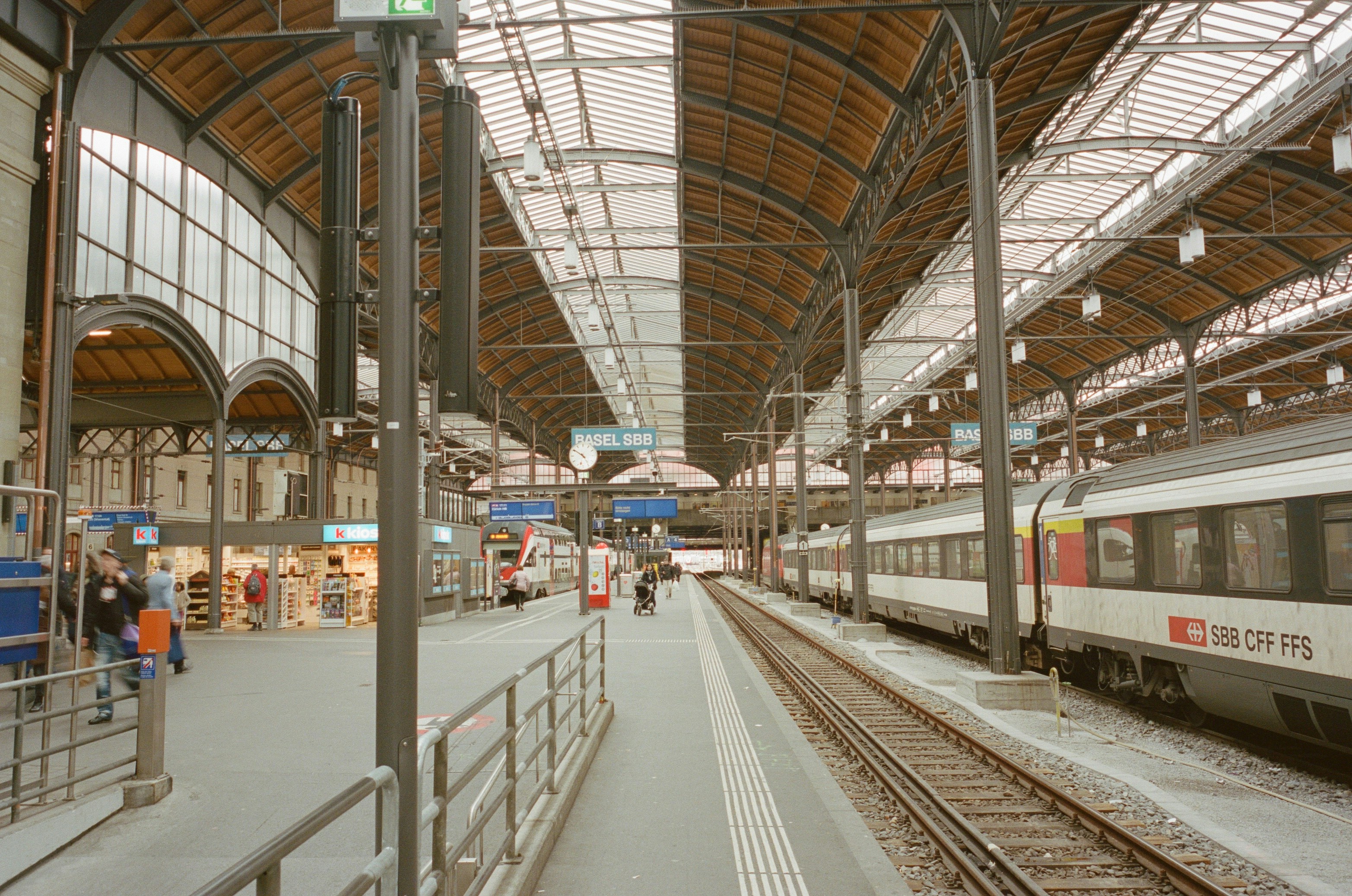 Un train entre dans une gare photo – Photo Gare Gratuite sur Unsplash