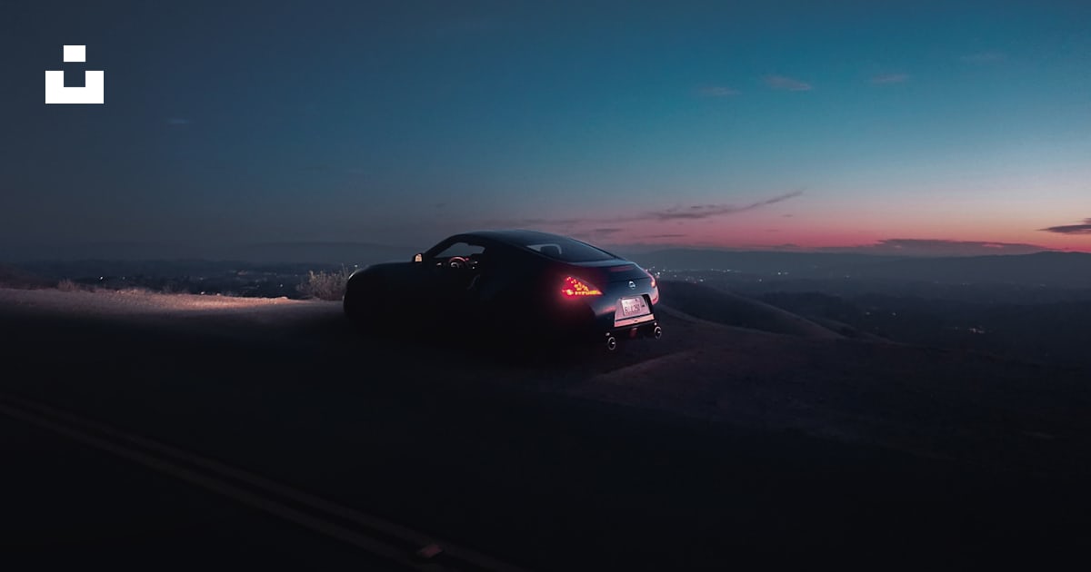 Un coche que circula por una carretera de noche foto – Imagen de Gris ... Un coche que circula por una carretera de noche foto – Imagen de Gris ...
