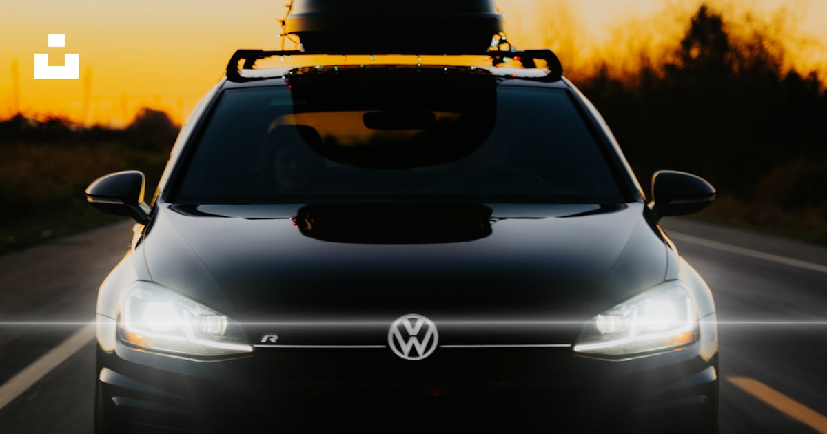 Foto Un coche que circula por una carretera con un casco encima ... Foto Un coche que circula por una carretera con un casco encima ...