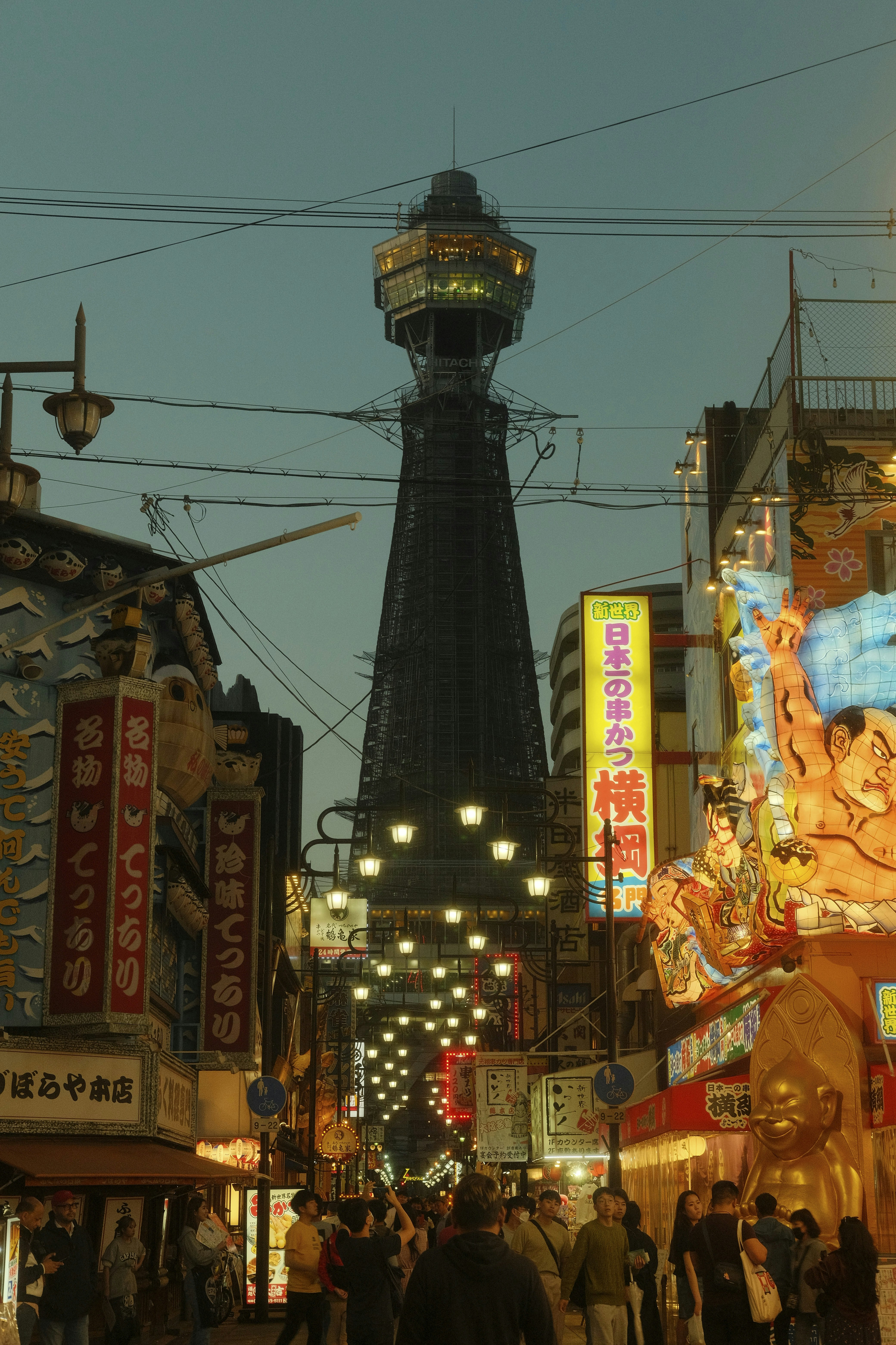 A crowded city street with a tower in the background photo – Free ...