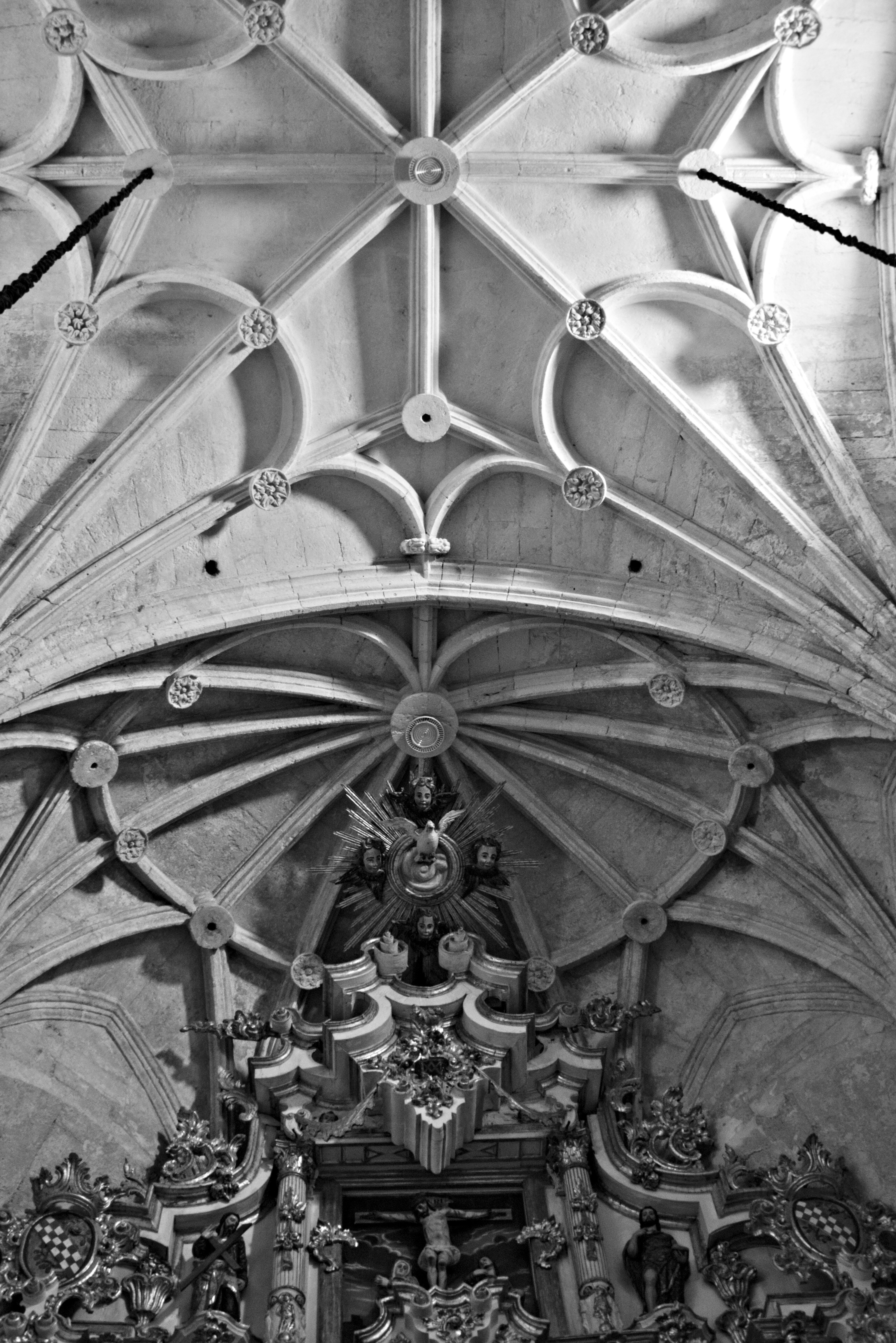 Central Boss of the Gothic Vault: Convergence in Stone