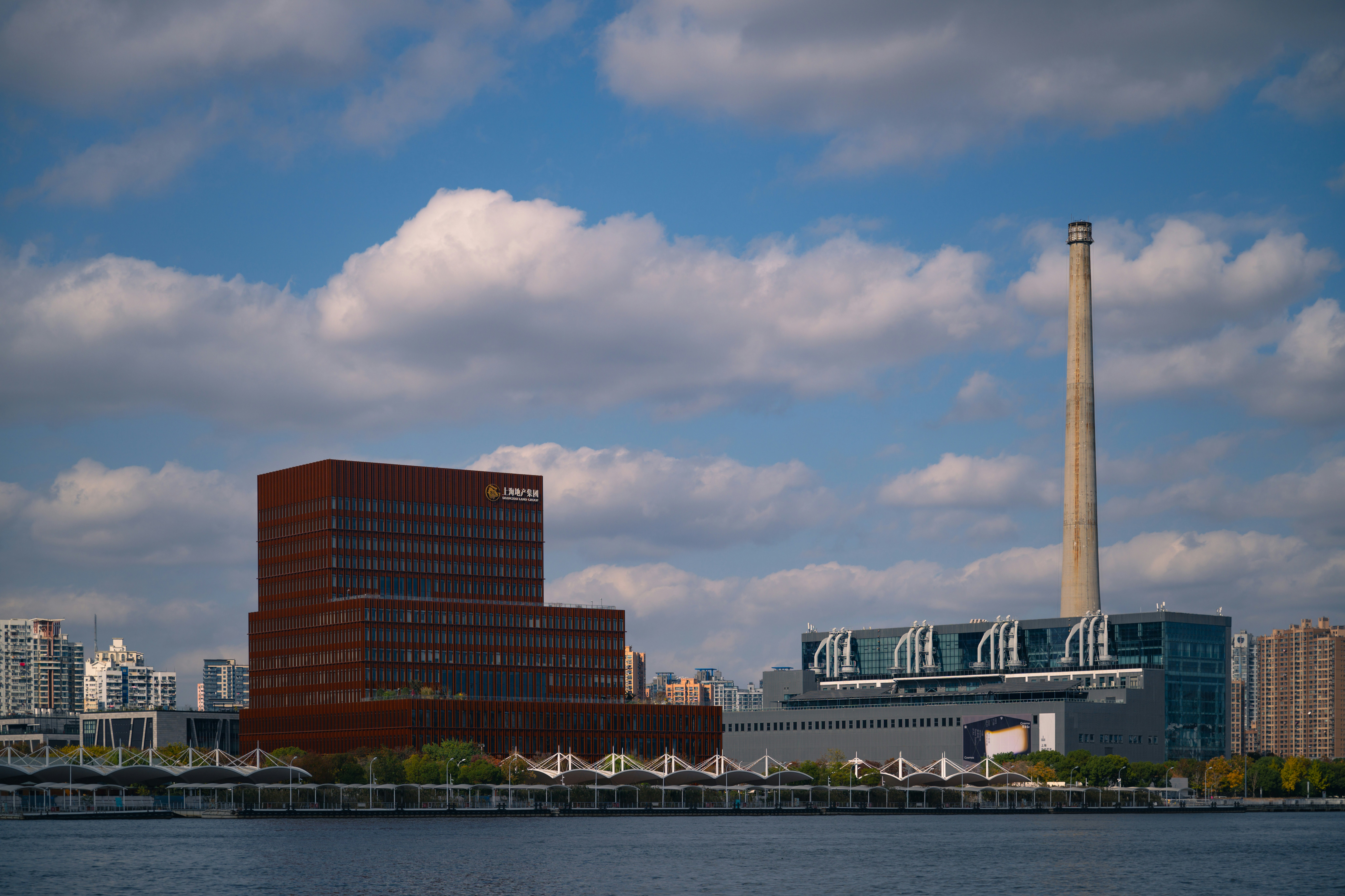 Riverside Red Brick Landmark: A Modern Skyline Anchor