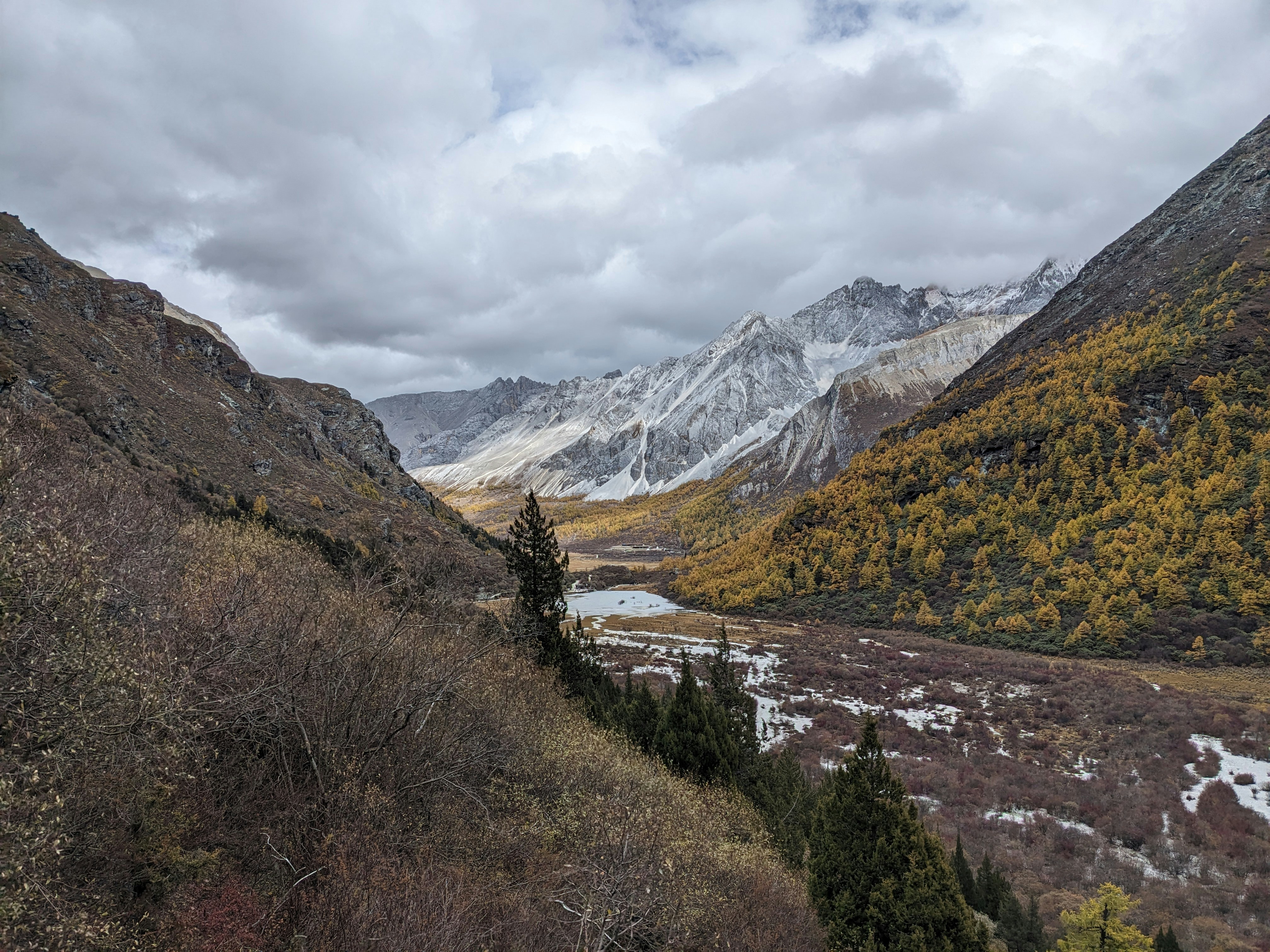 A view of a valley with mountains in the background photo – Free Garzê ...
