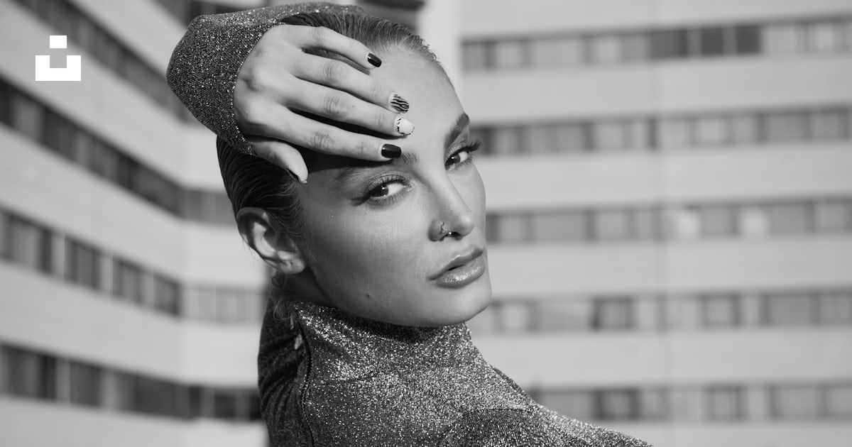 Foto Una Foto En Blanco Y Negro De Una Mujer Con Las Manos En La Cabeza