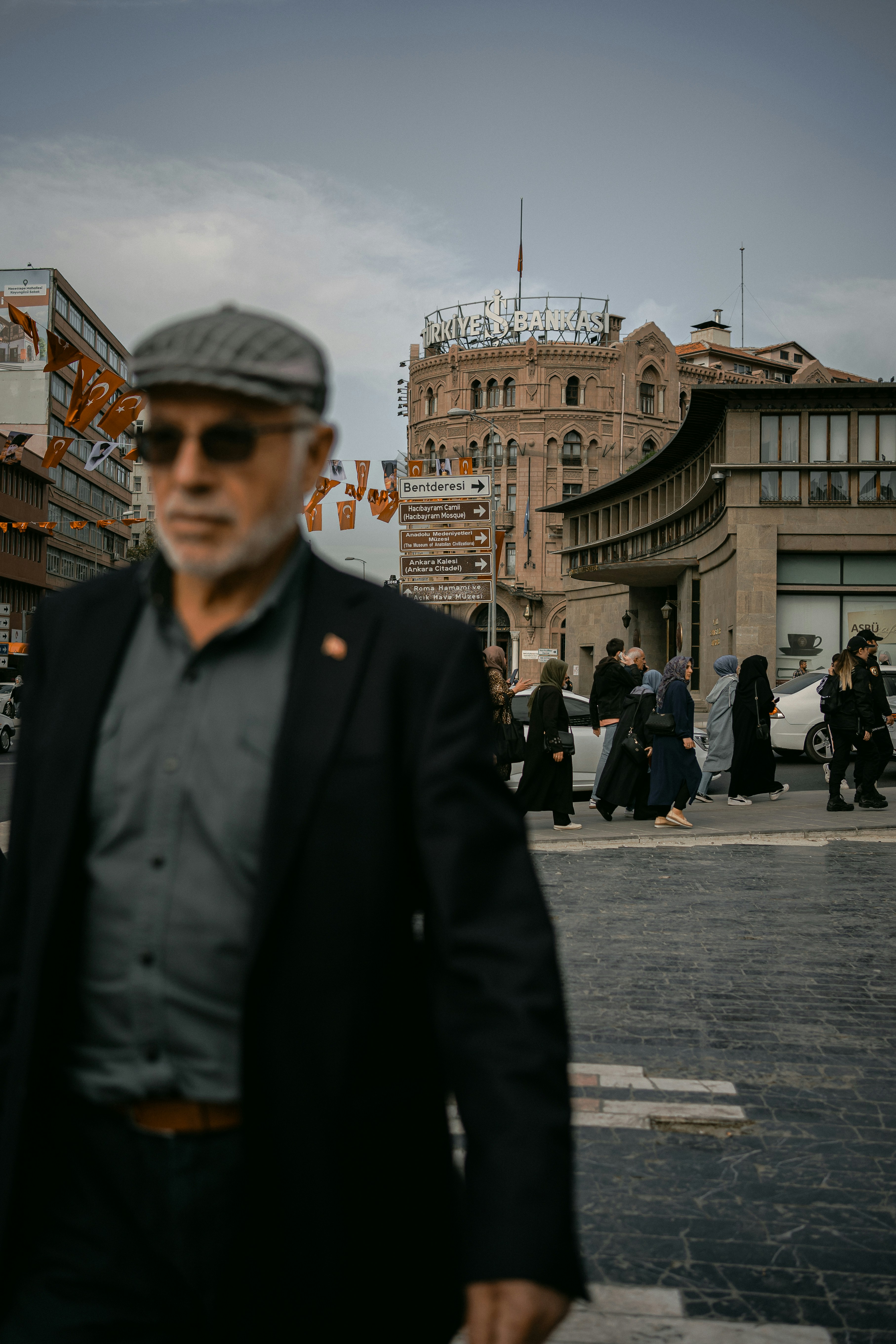 Un homme marchant dans une rue à côté de grands immeubles photo – Image ...