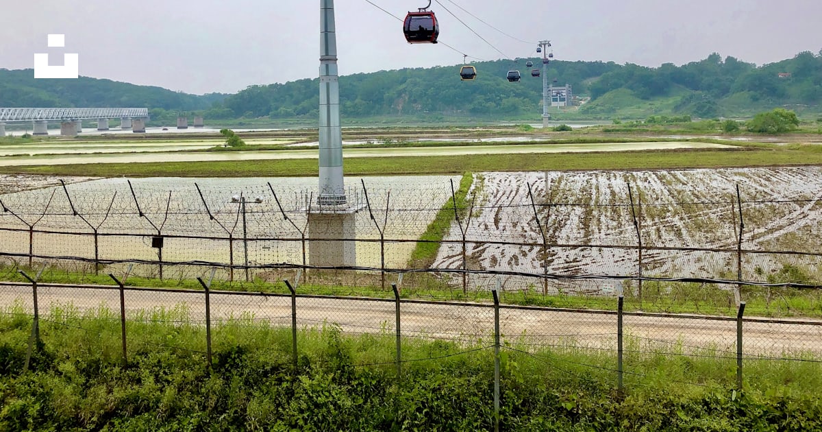 들판에 매달려 있는 곤돌라 두 대 사진 Unsplash의 무료 케이블카 이미지