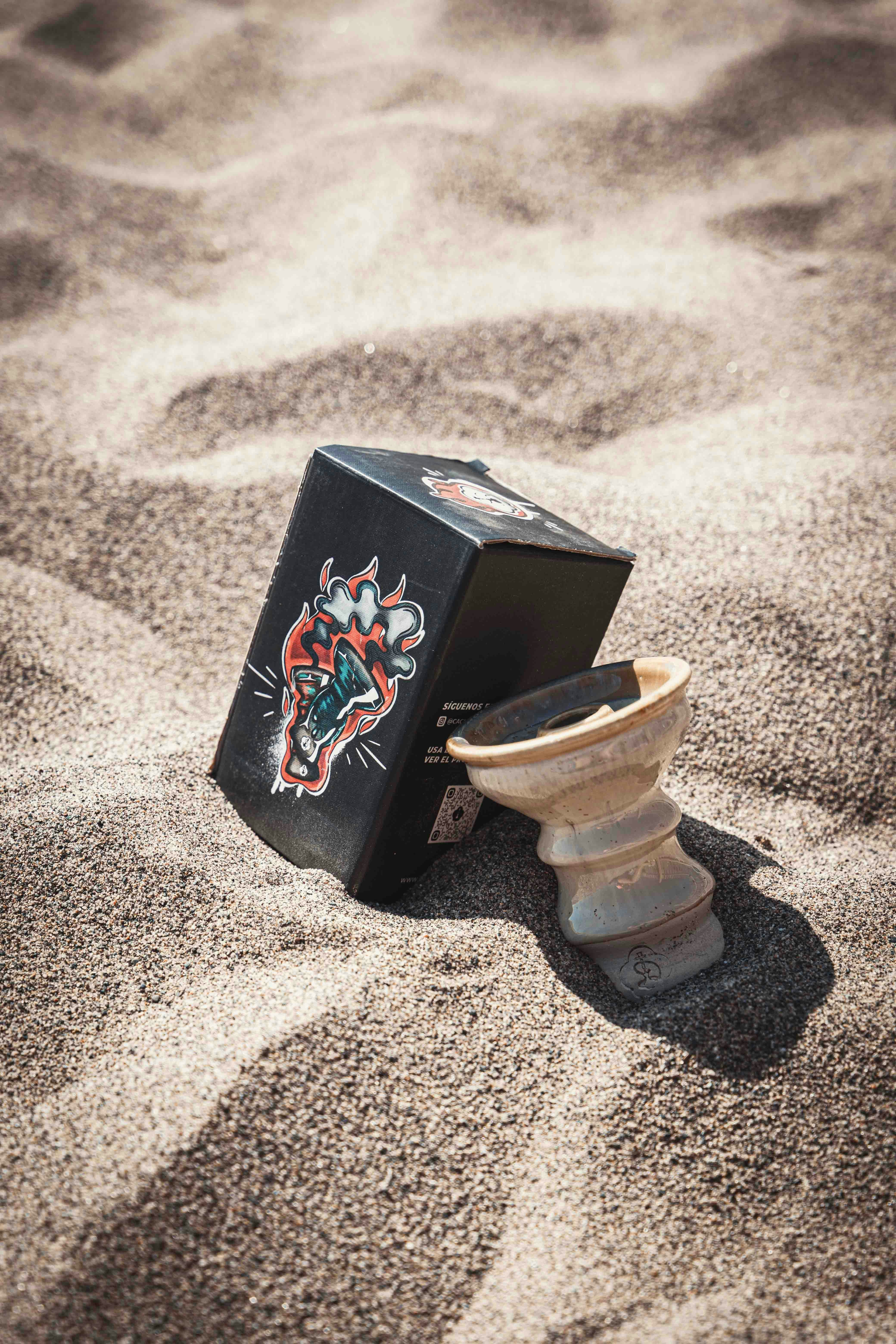 A black box sitting on top of a sandy beach photo – Free Cazoleta Image ...