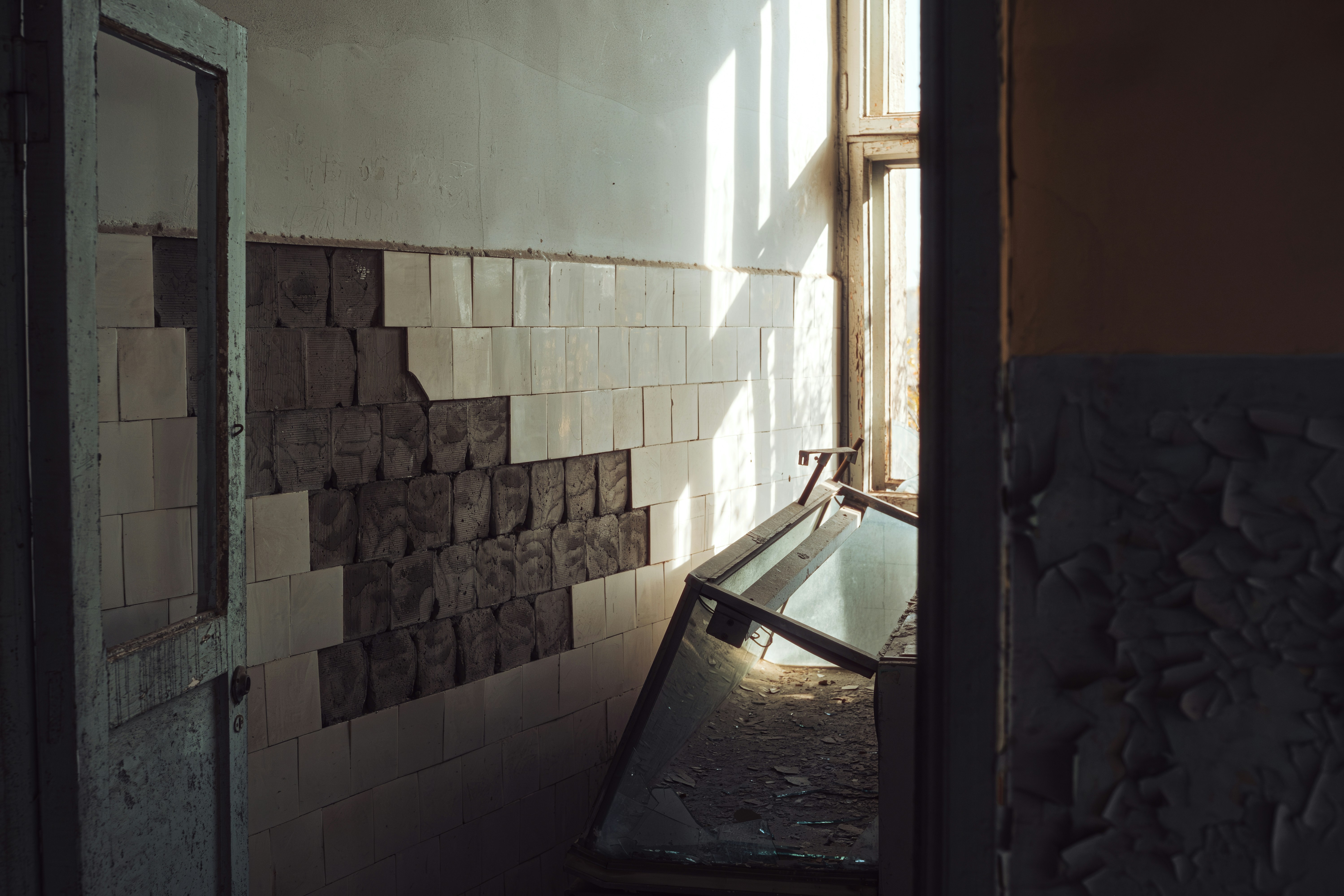 A run down room with a broken window photo – Free Grey Image on Unsplash
