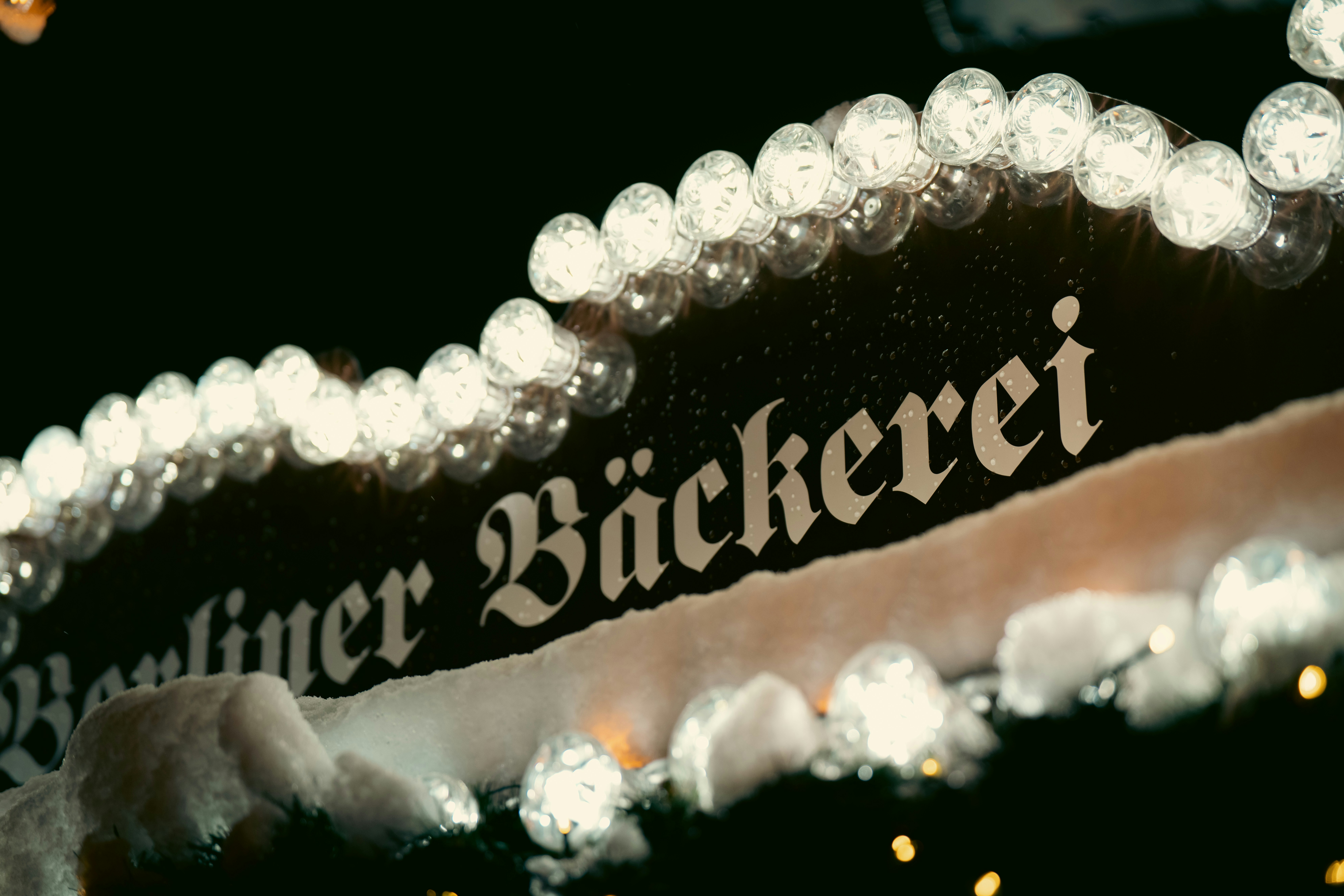 Un primer plano de un letrero con luces en el fondo foto – Imagen de ...