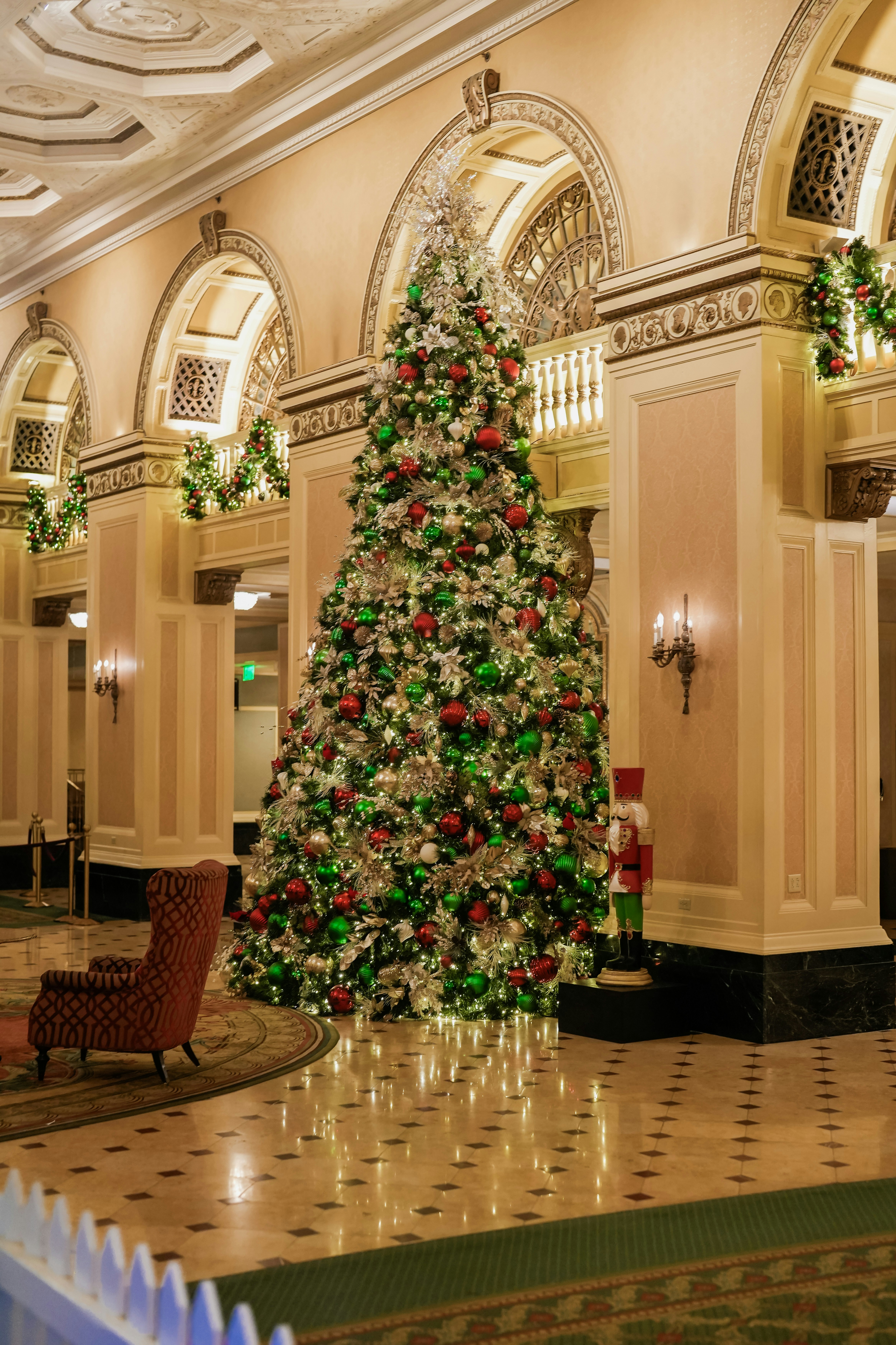 Un sapin de Noël décoré dans le hall d’un hôtel photo – Photo ...