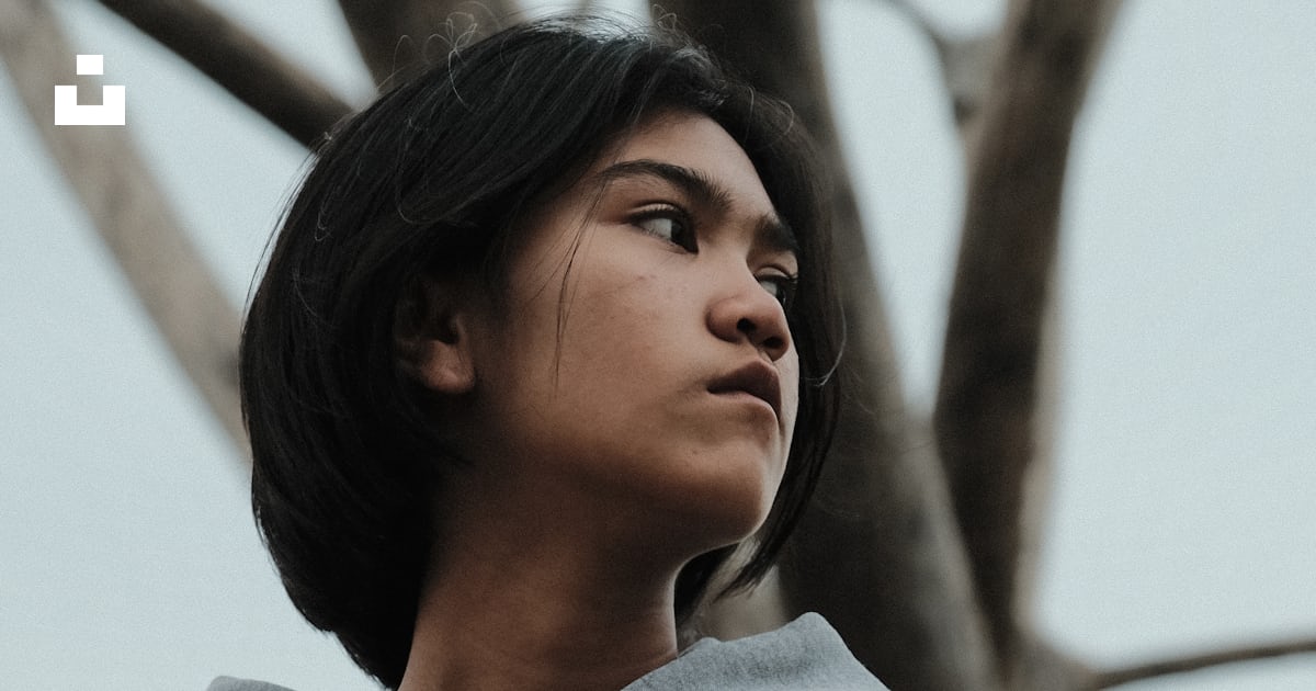 Foto Una Mujer Parada Frente A Un árbol Imagen Retrato Gratis En Unsplash