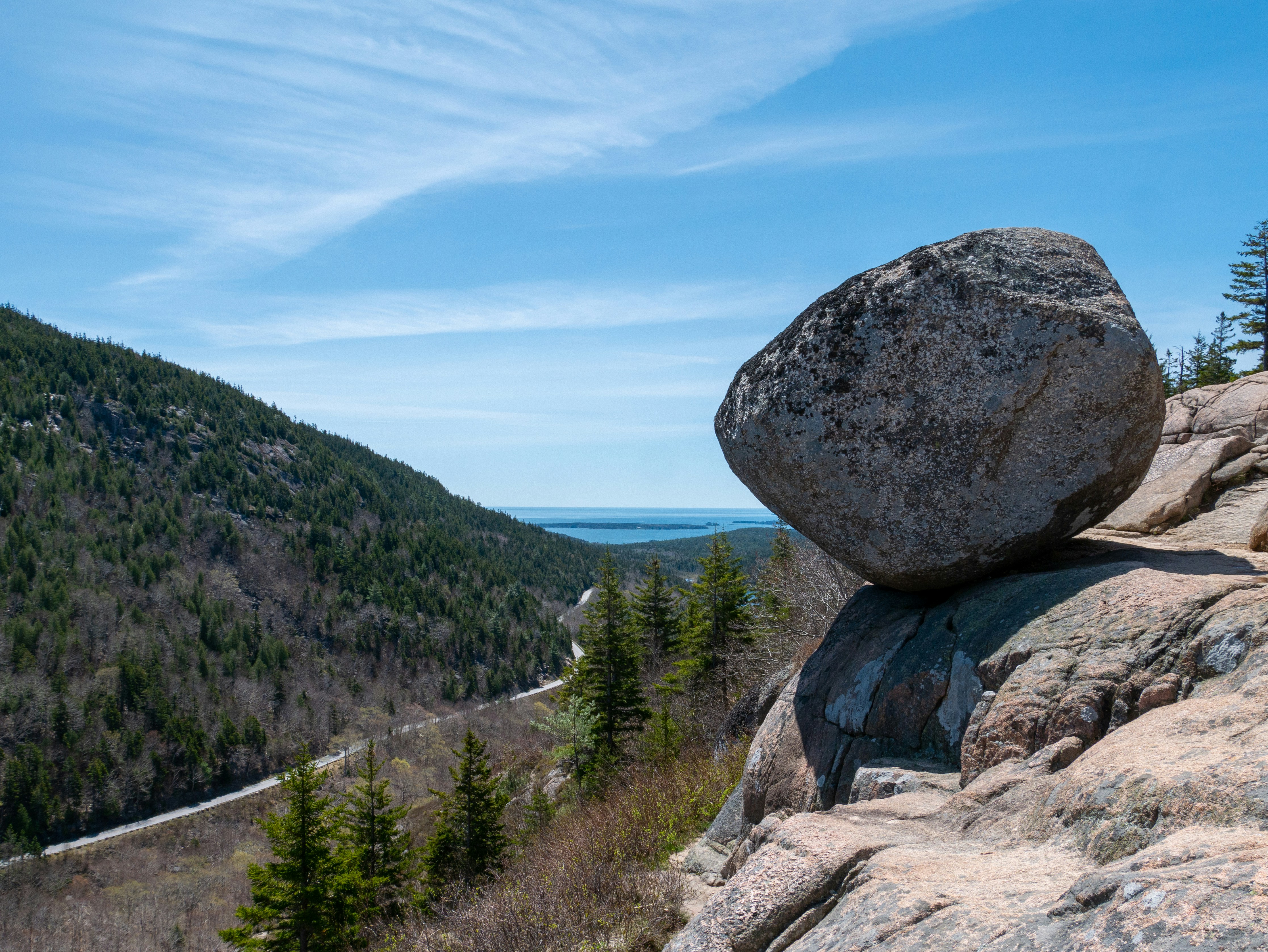 Un gros rocher assis sur le flanc d’une montagne photo – Image gratuite ...