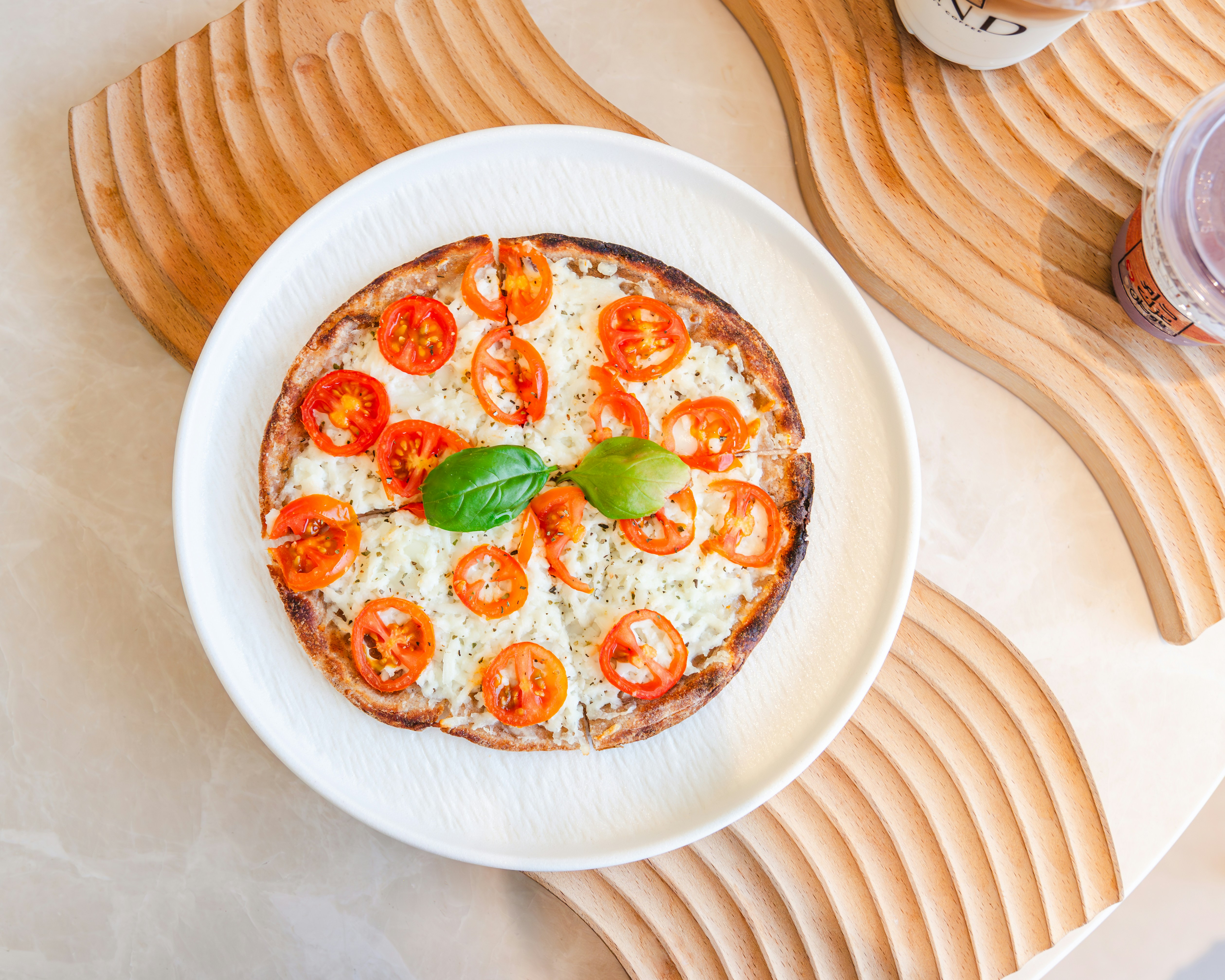 A small pizza on a plate on a table photo – Free Food Image on Unsplash