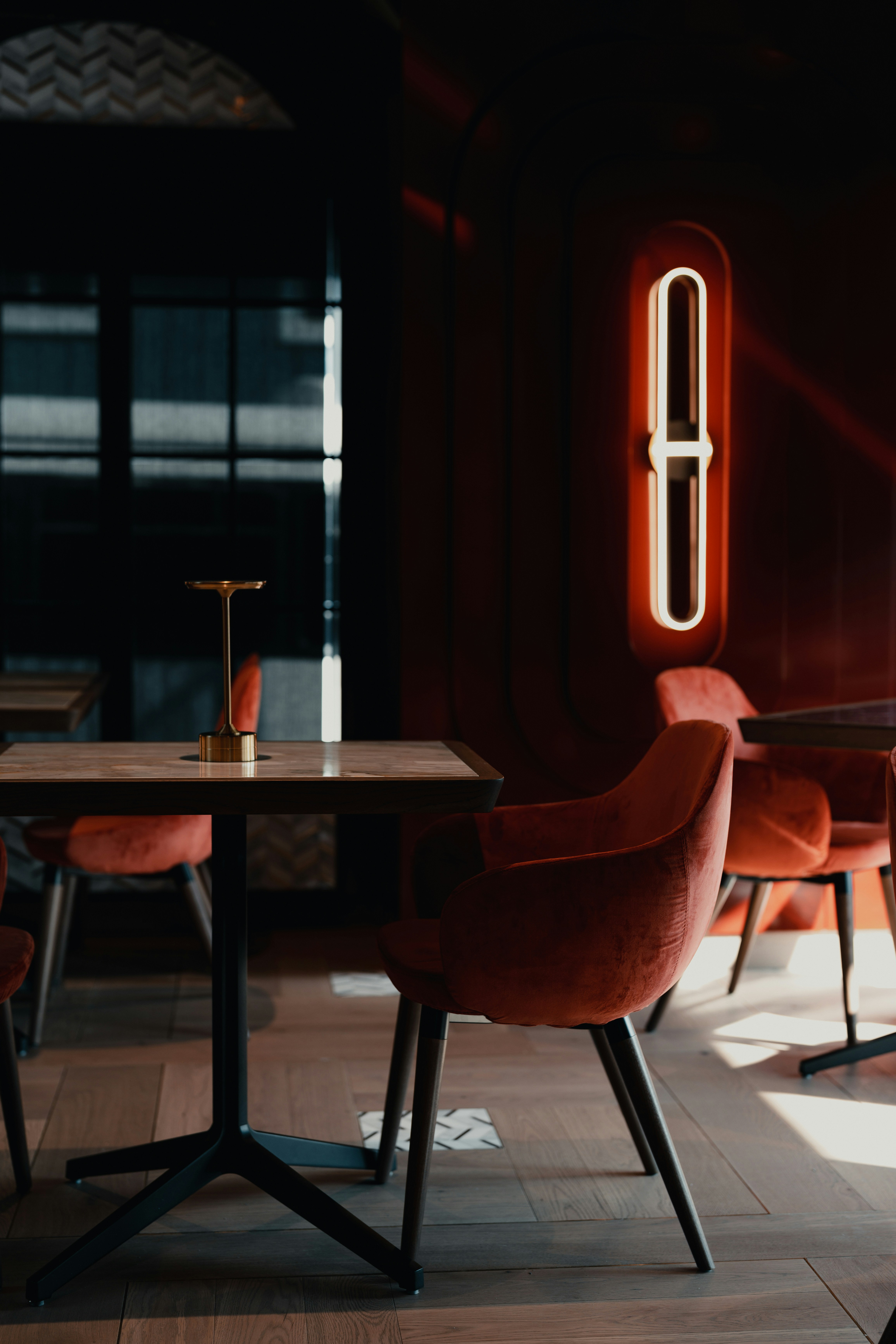 A dining room with a table and chairs photo – Free Interior design ...