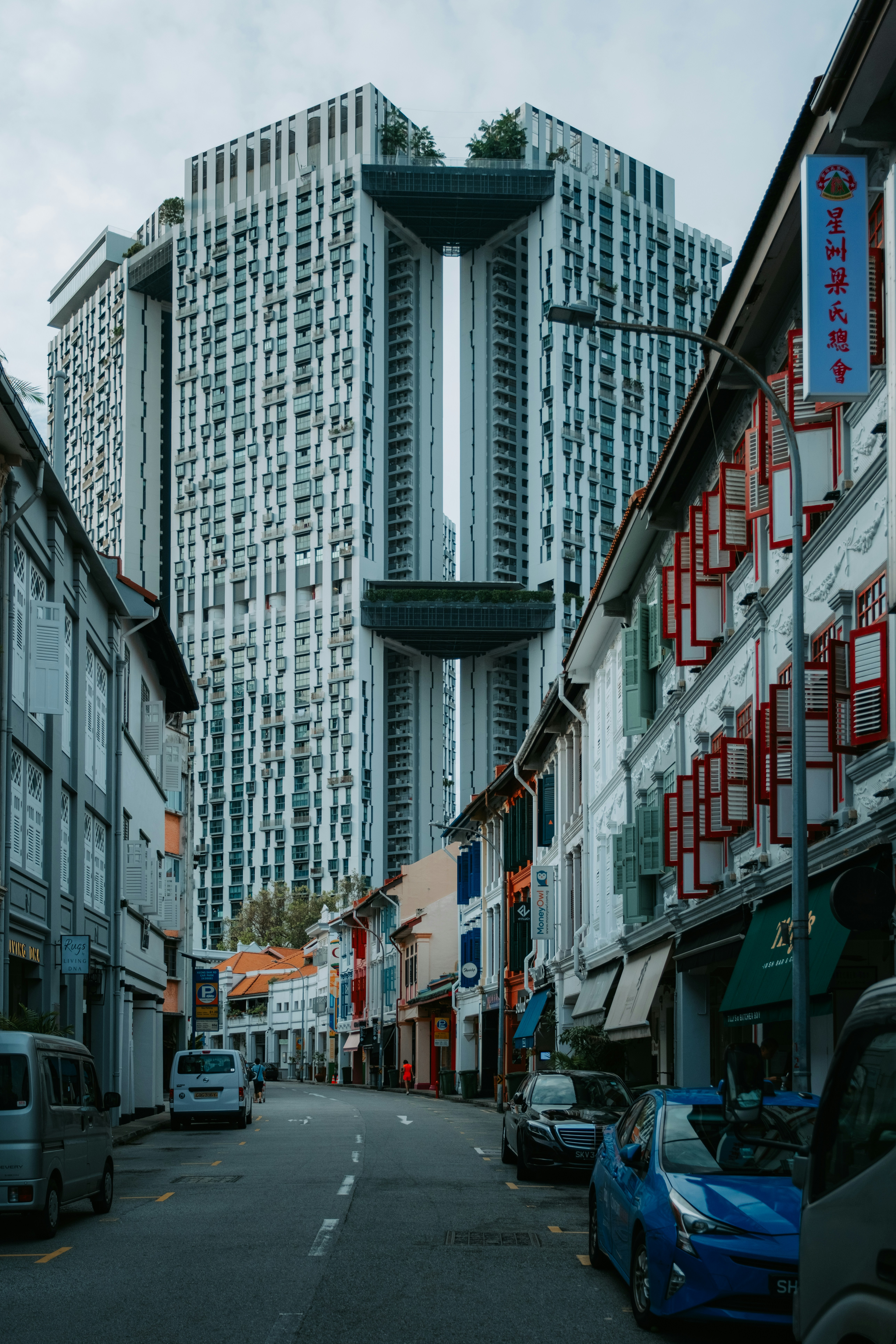 Vertical Confluence: A Modern Monolith Framing a Heritage Street