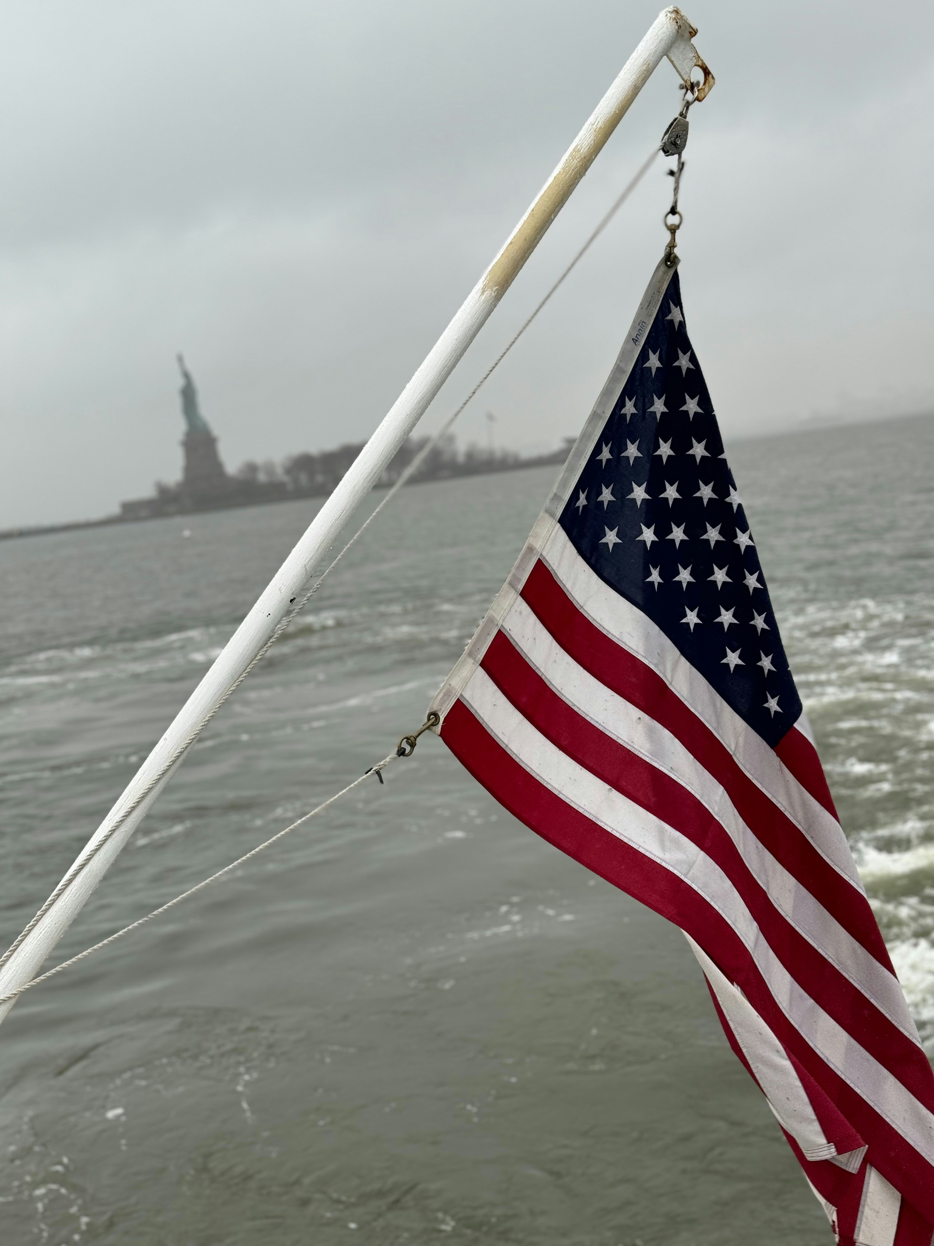 Una bandera estadounidense colgando del costado de un barco foto ...