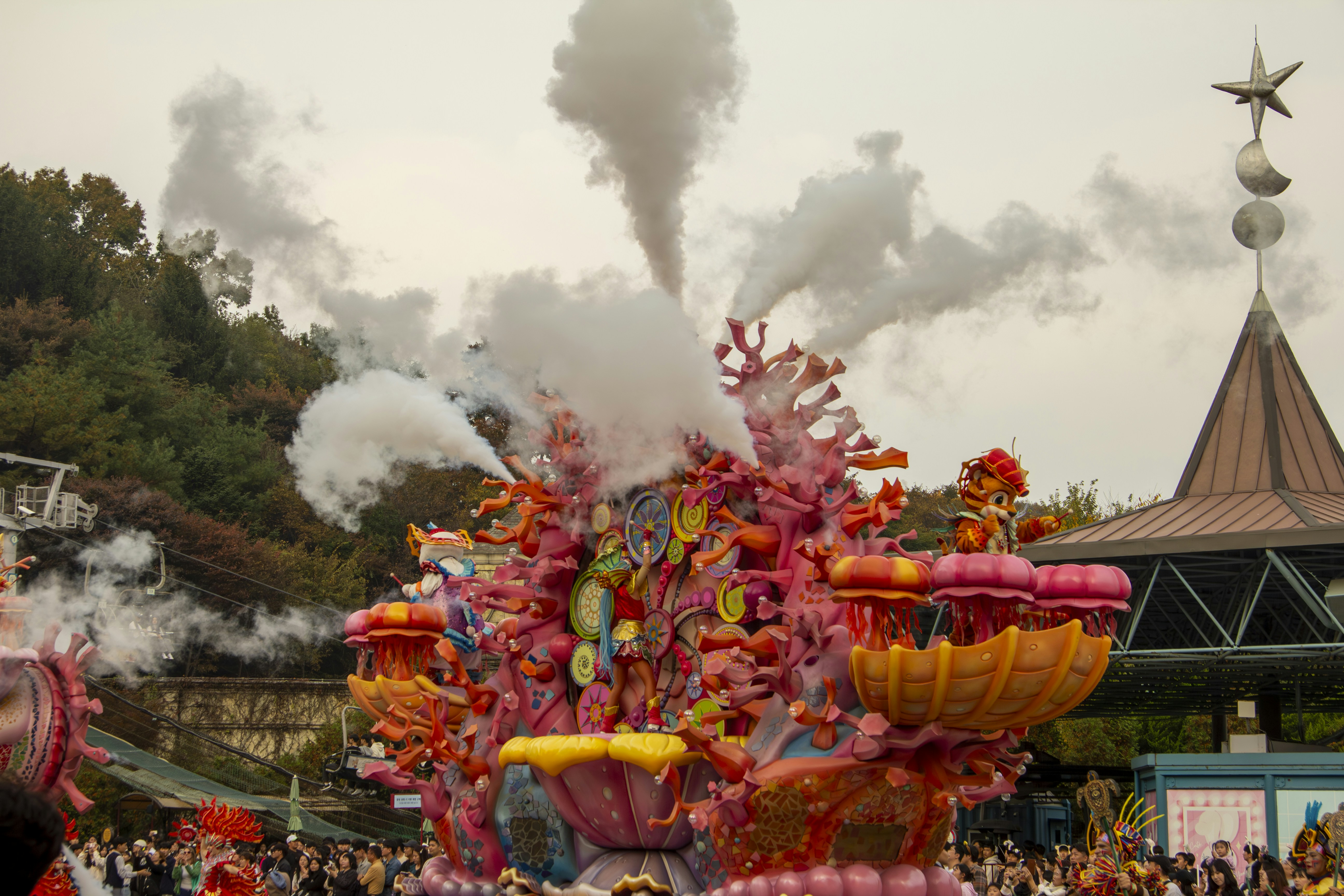A parade float with smoke coming out of it photo – Free 대한민국 경기도 용인시 ...