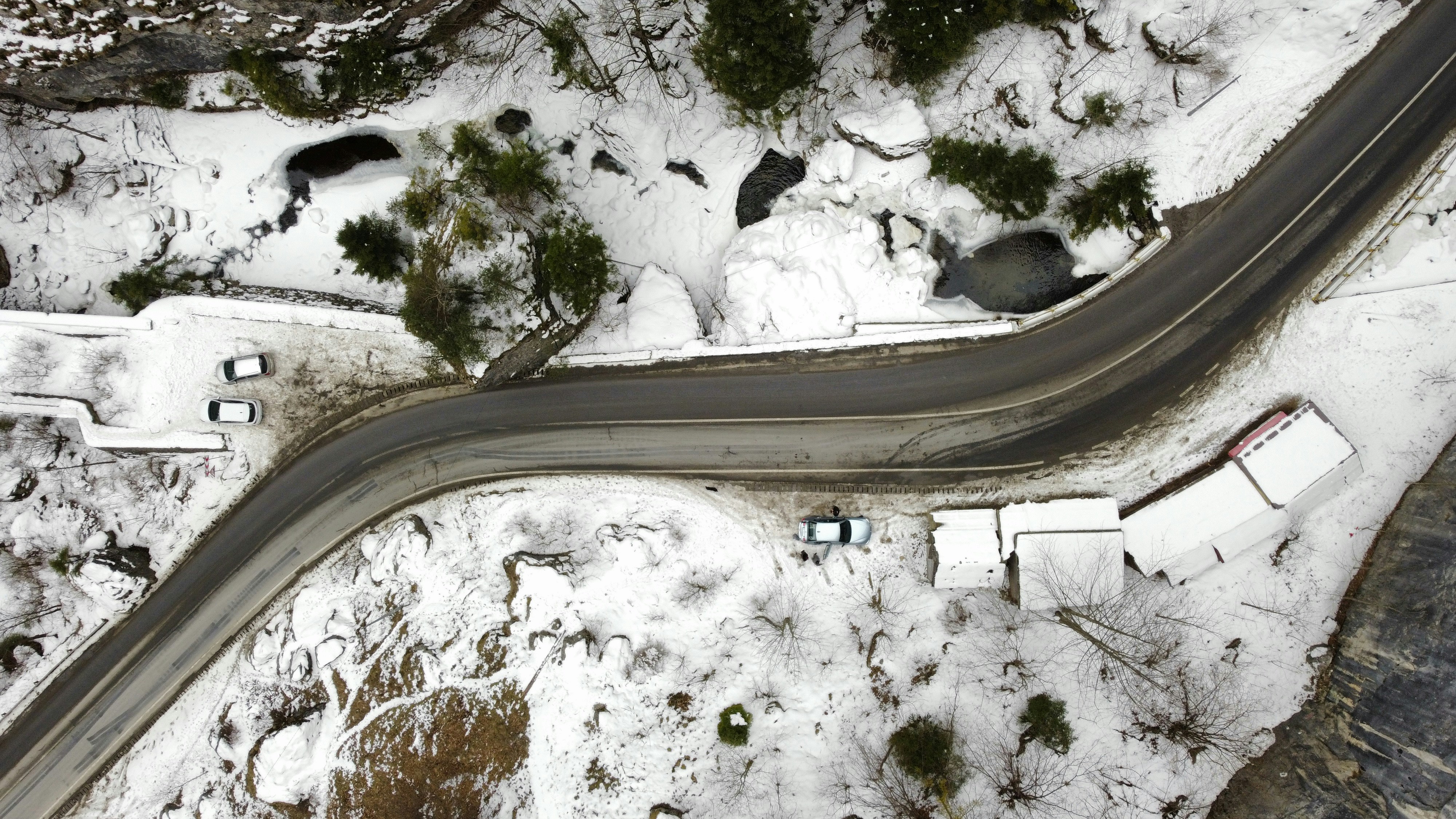 An aerial view of a road in the snow photo – Free Carpații occidentali ...