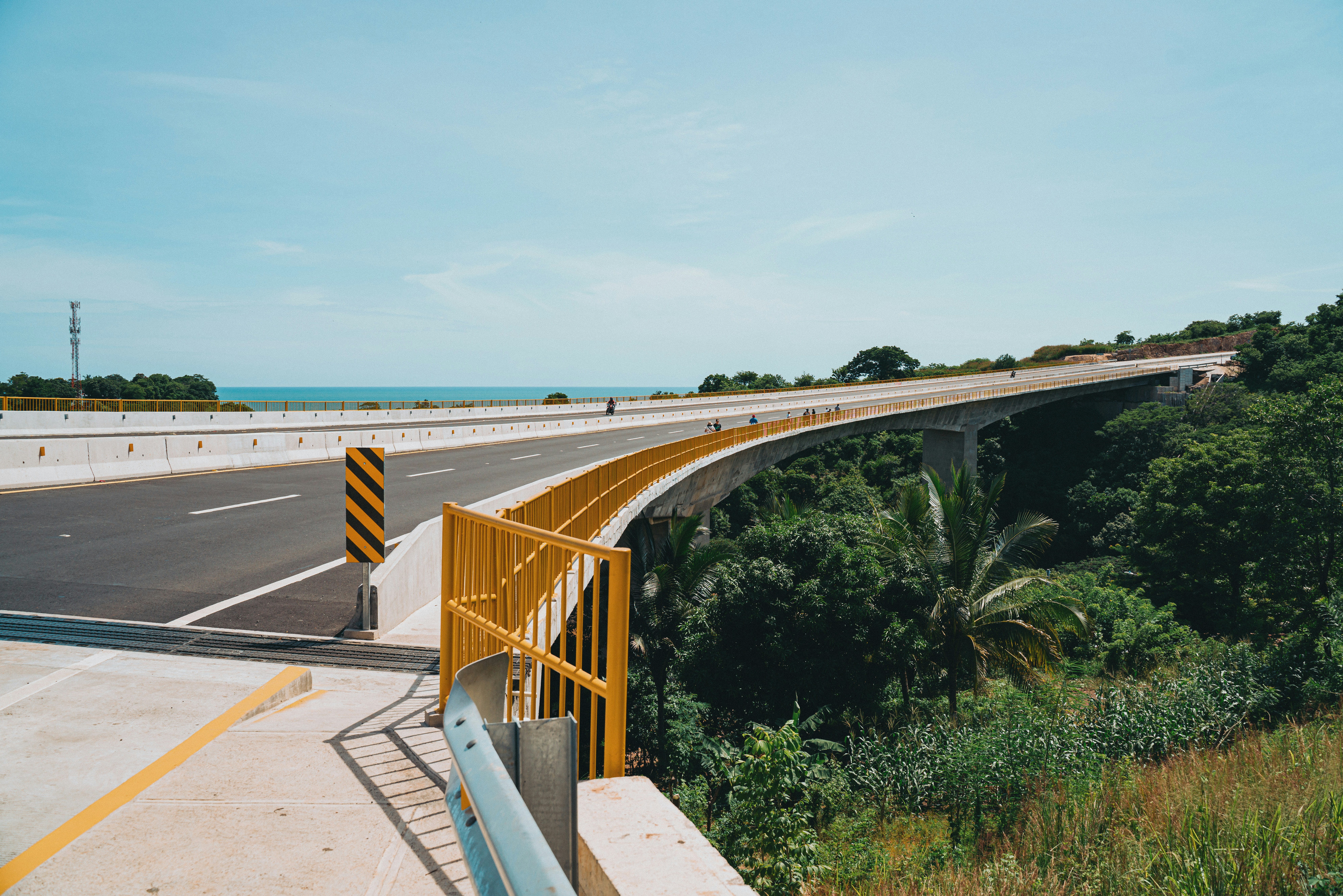 A view of a highway with a yellow railing photo – Free El salvador ...