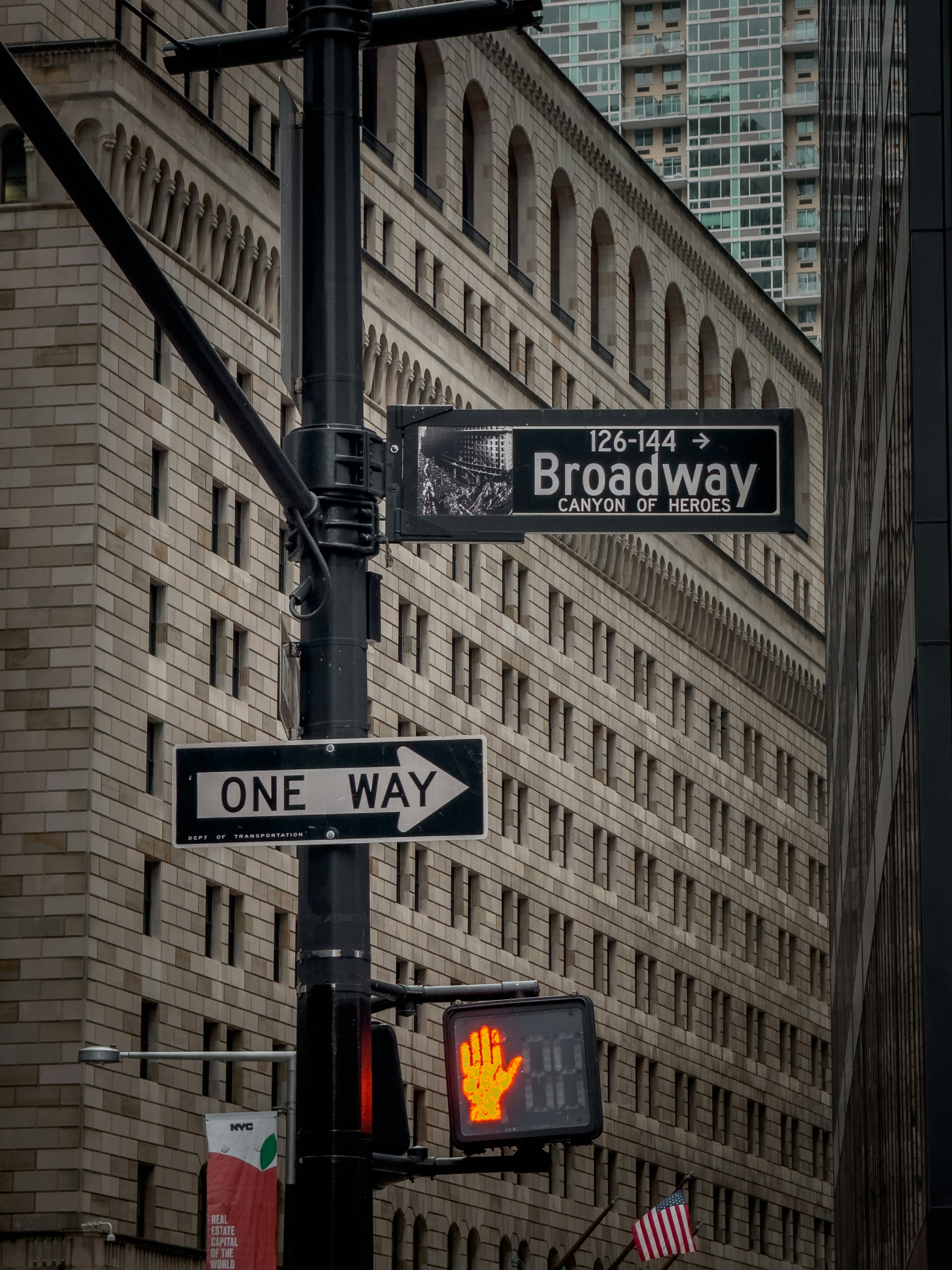 A pole with street signs and a traffic light photo – Free Monitor Image ...