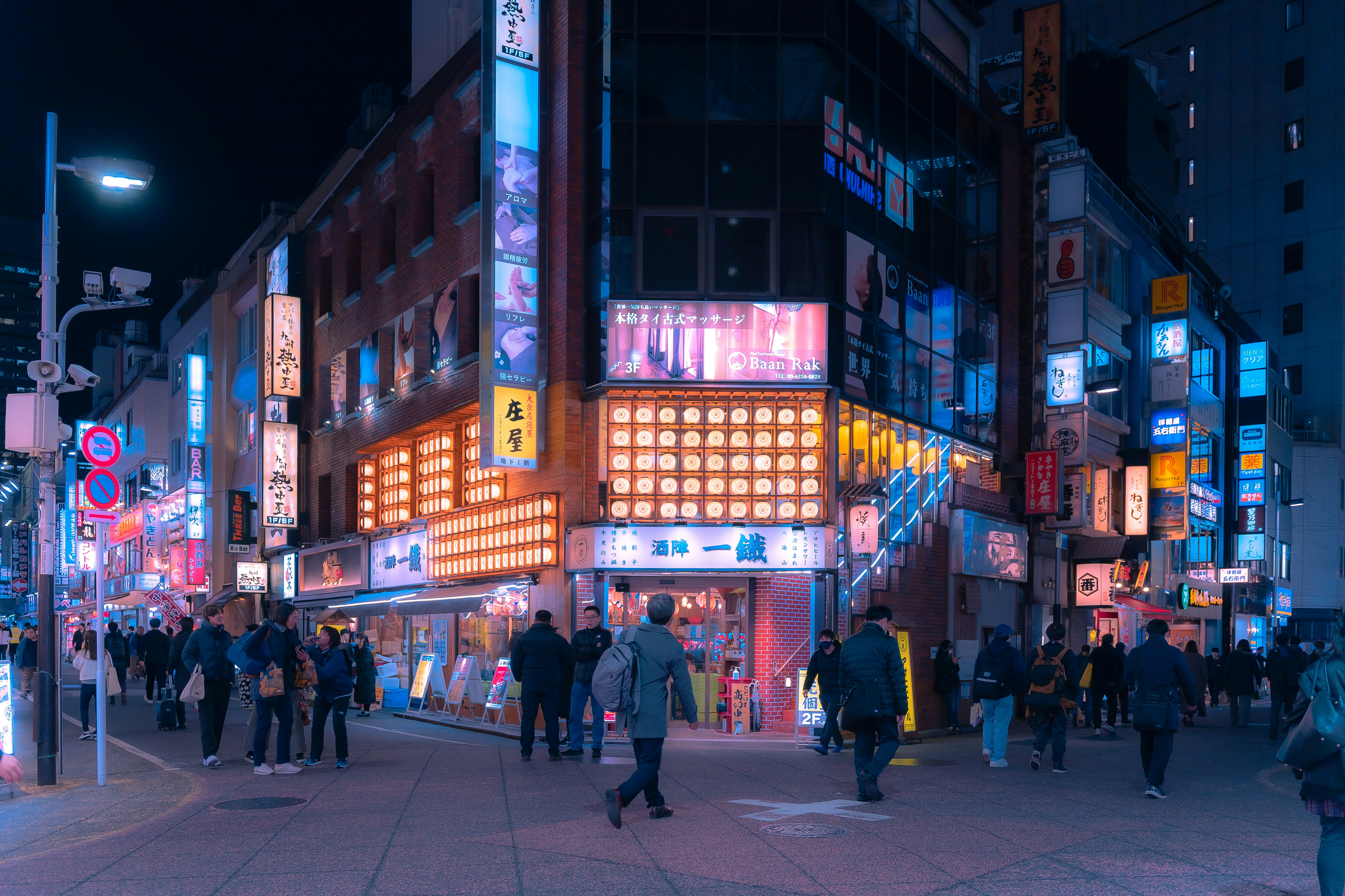 Foto Un grupo de personas caminando por una calle junto a edificios ...