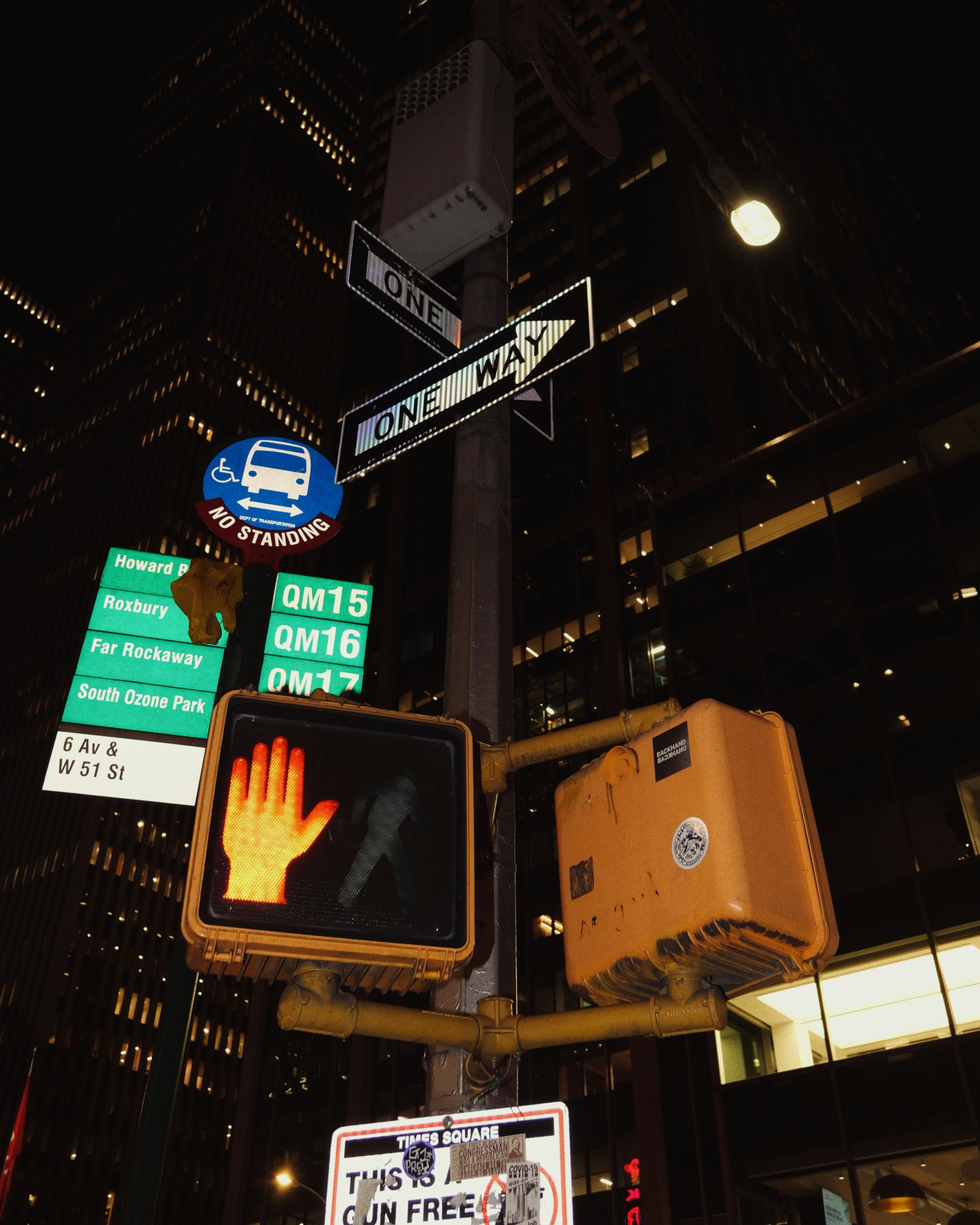 A street sign and a traffic light on a pole photo – Free Urban Image on ...